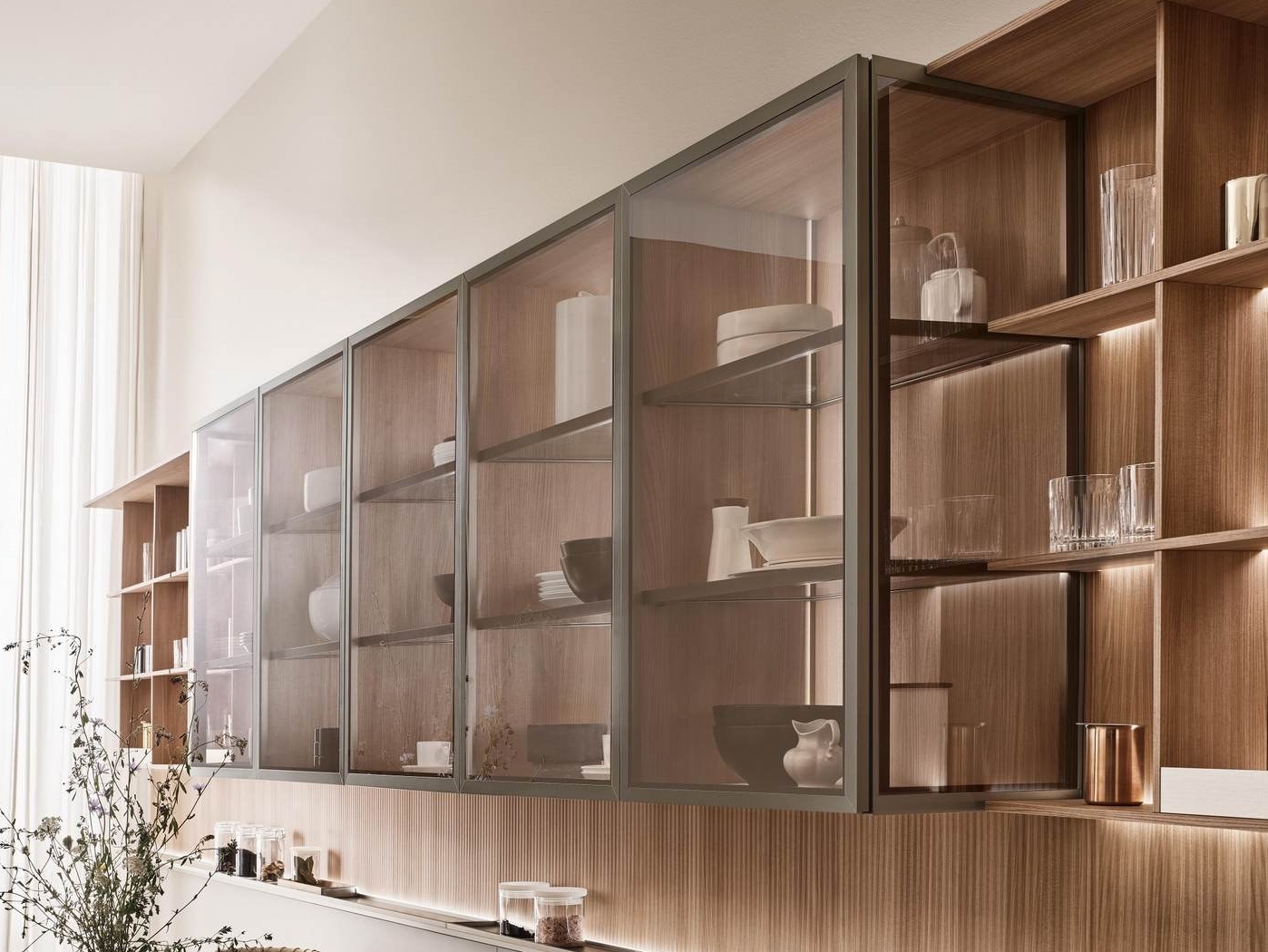 VIEW Display cabinet By ERNESTOMEDA | design Giuseppe Bavuso