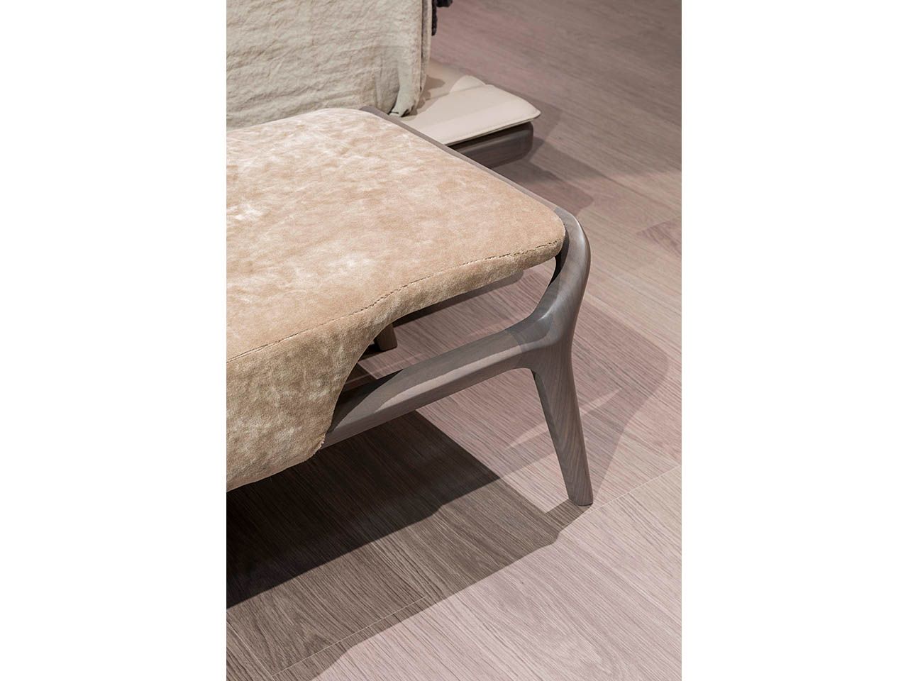 VINE Velvet bench By Turri | design Jiang Feng