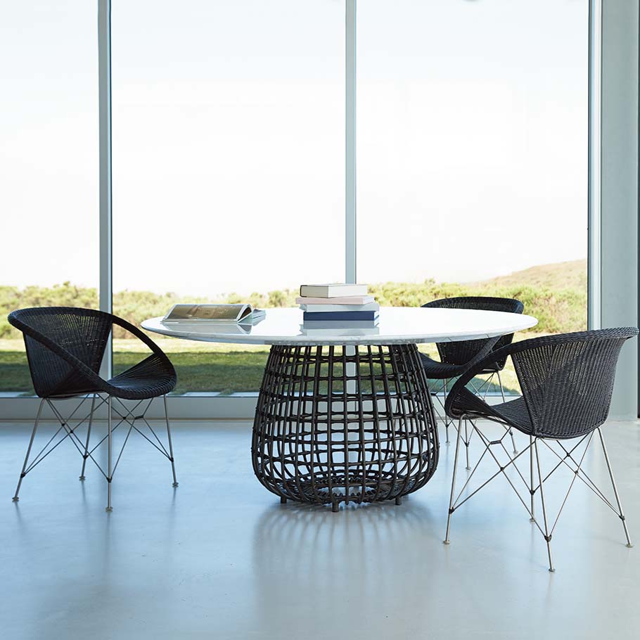 VINO | Dining table By JANUS et Cie design Janice Feldman