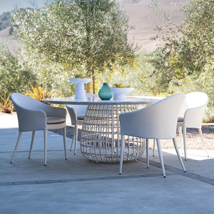 VINO | Dining table By JANUS et Cie design Janice Feldman