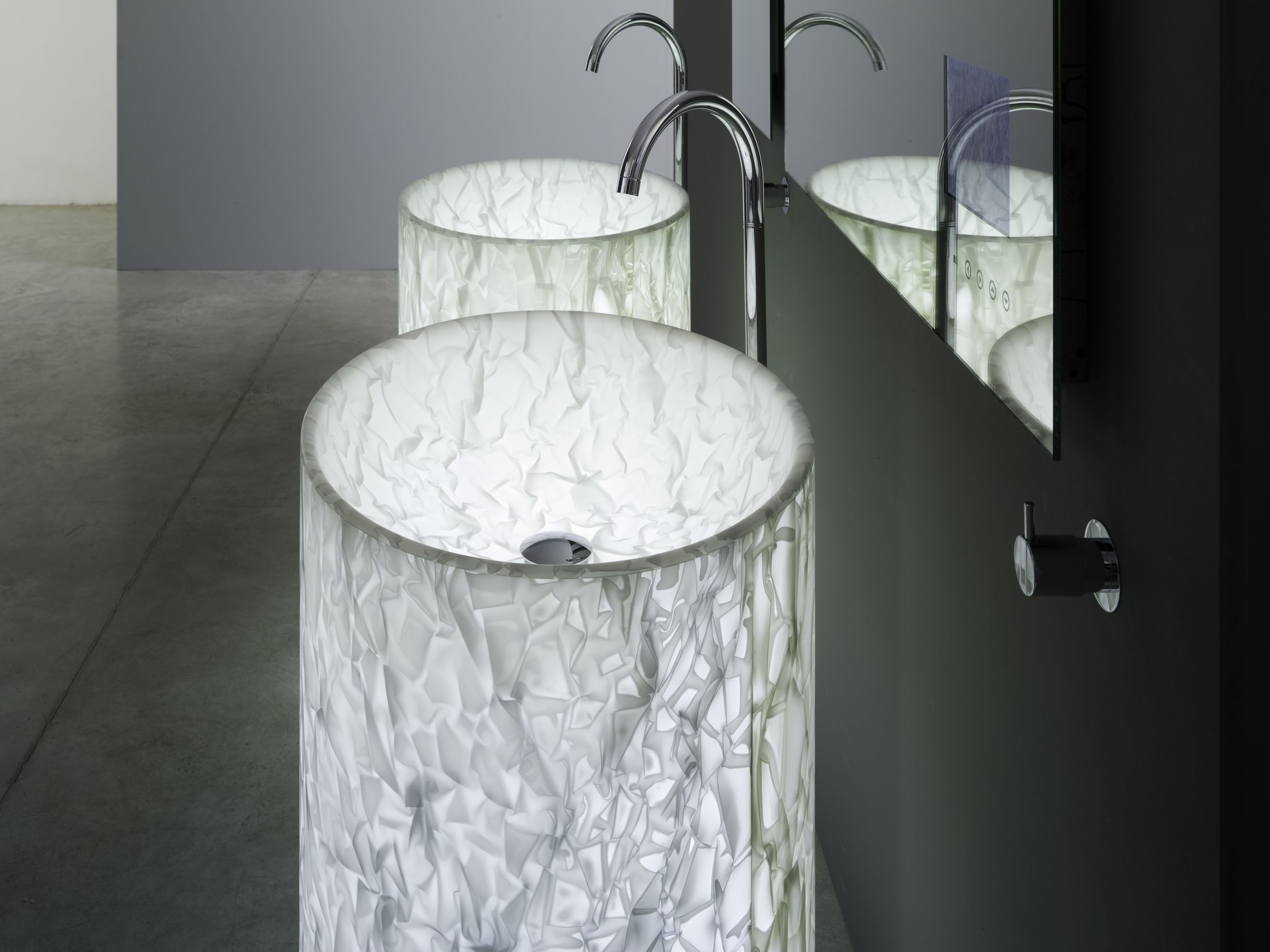 VISION Freestanding methacrylate washbasin with light By Rapsel ...