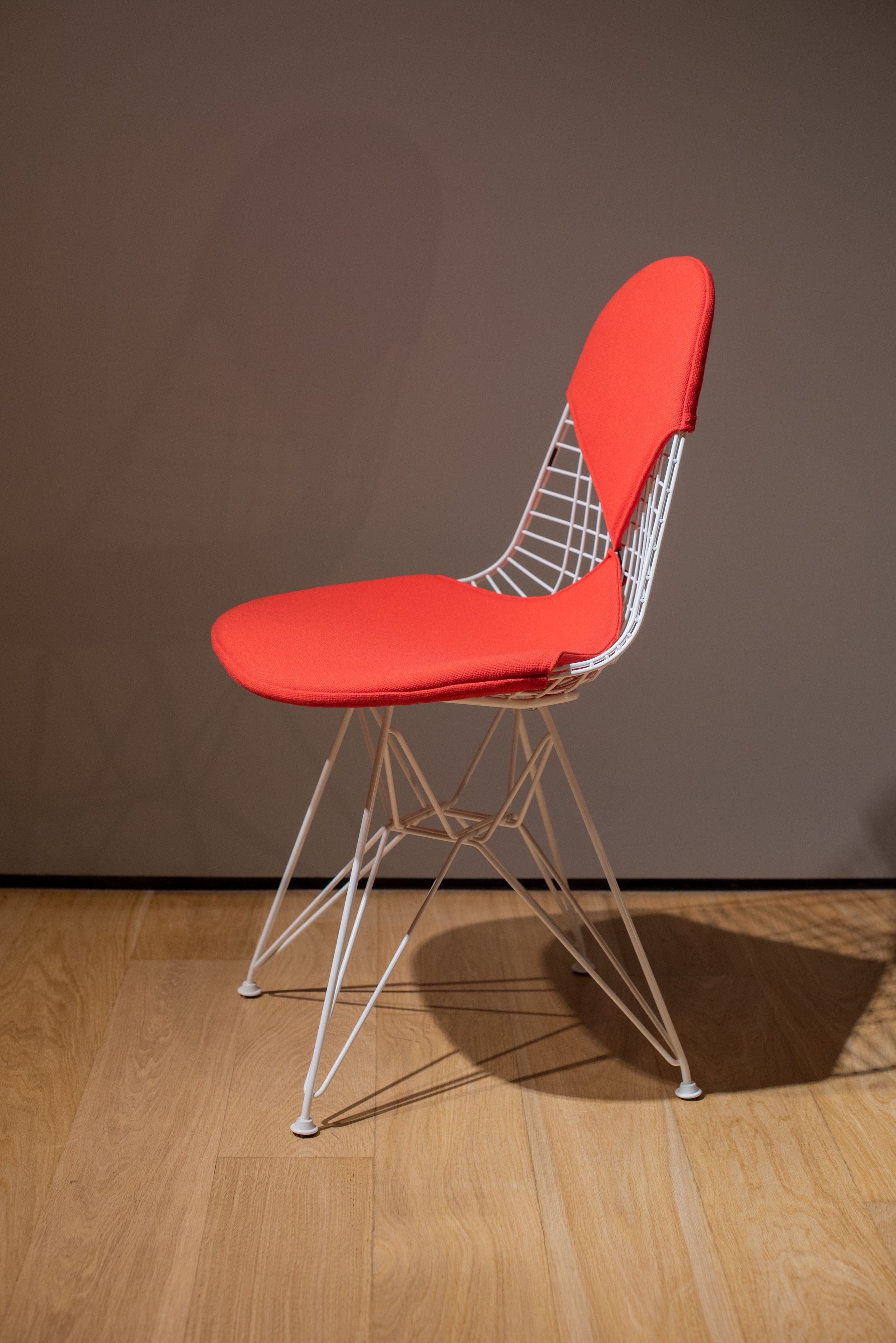VITRA - WIRE CHAIR DKR 2 WHITE Chair By In Stock | design Charles & Ray ...