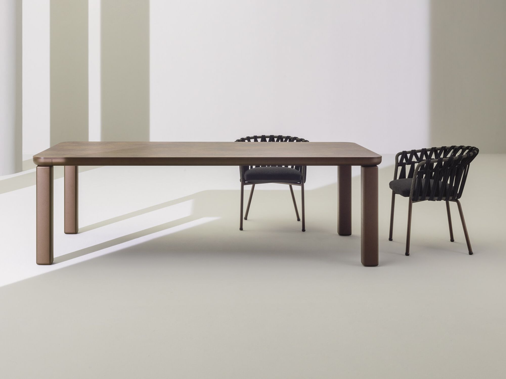 CUSTOMADE Table By Varaschin | design Alain Gilles