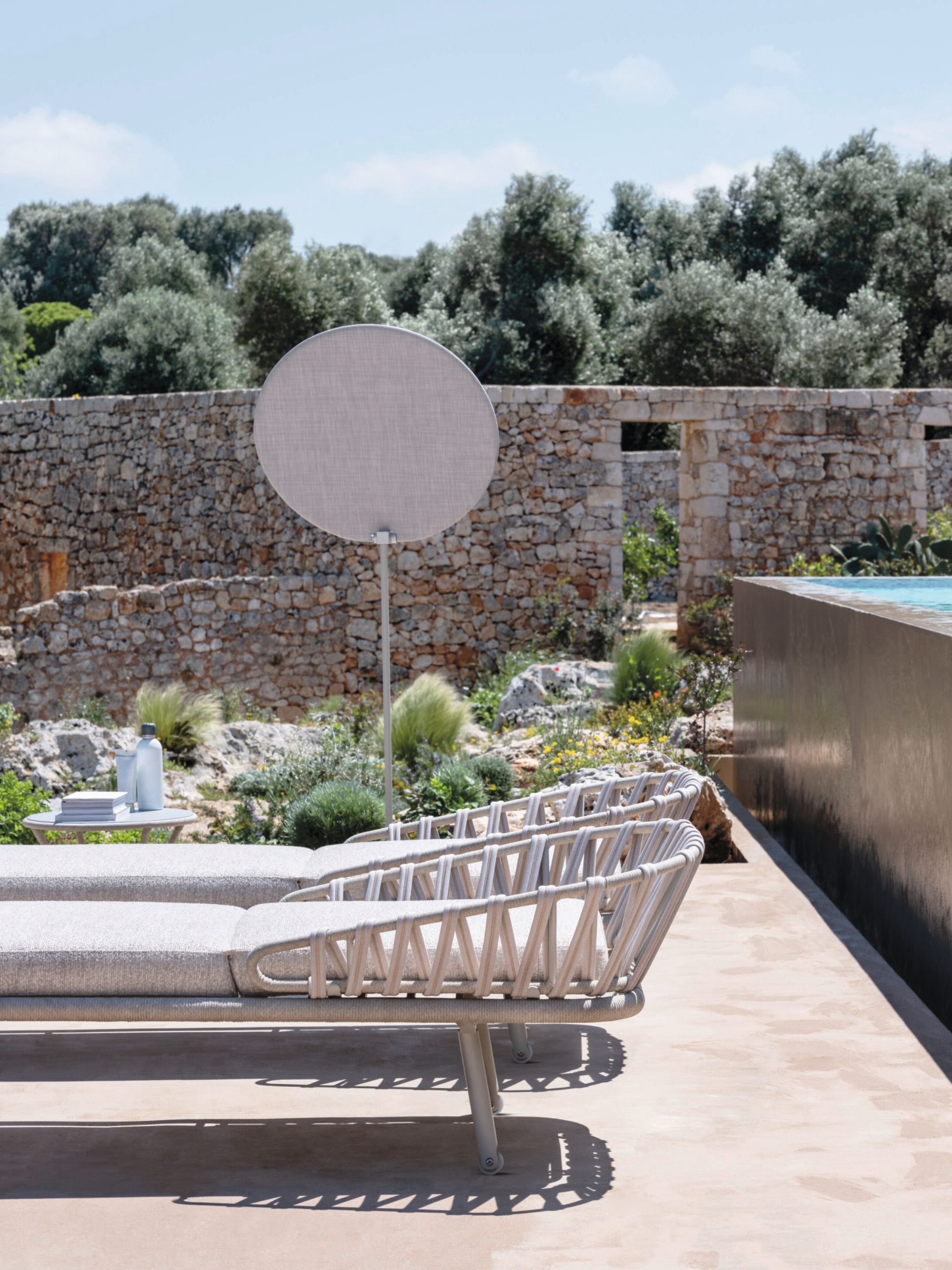 EMMA CROSS Sun lounger By Varaschin