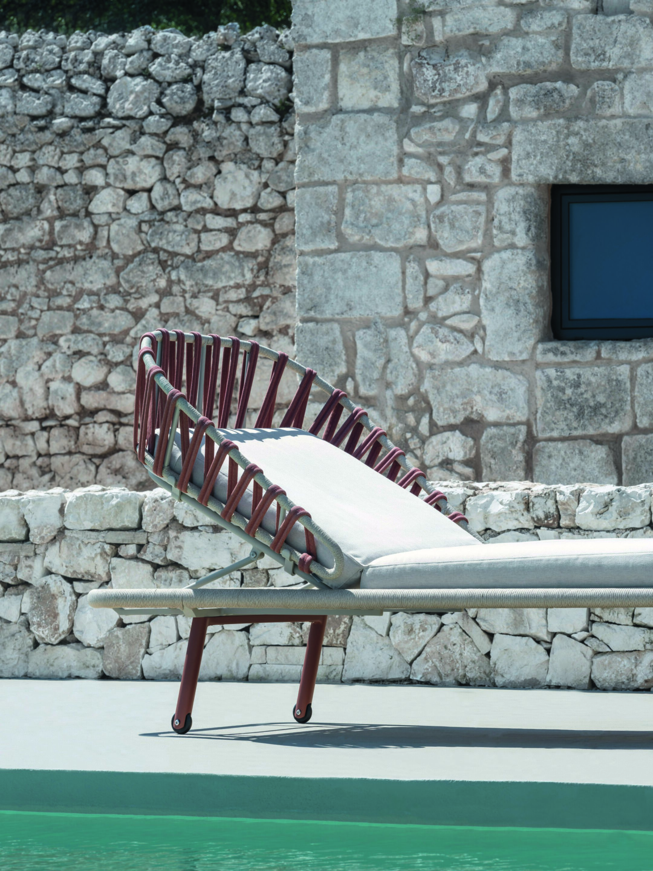 EMMA CROSS Sun lounger By Varaschin