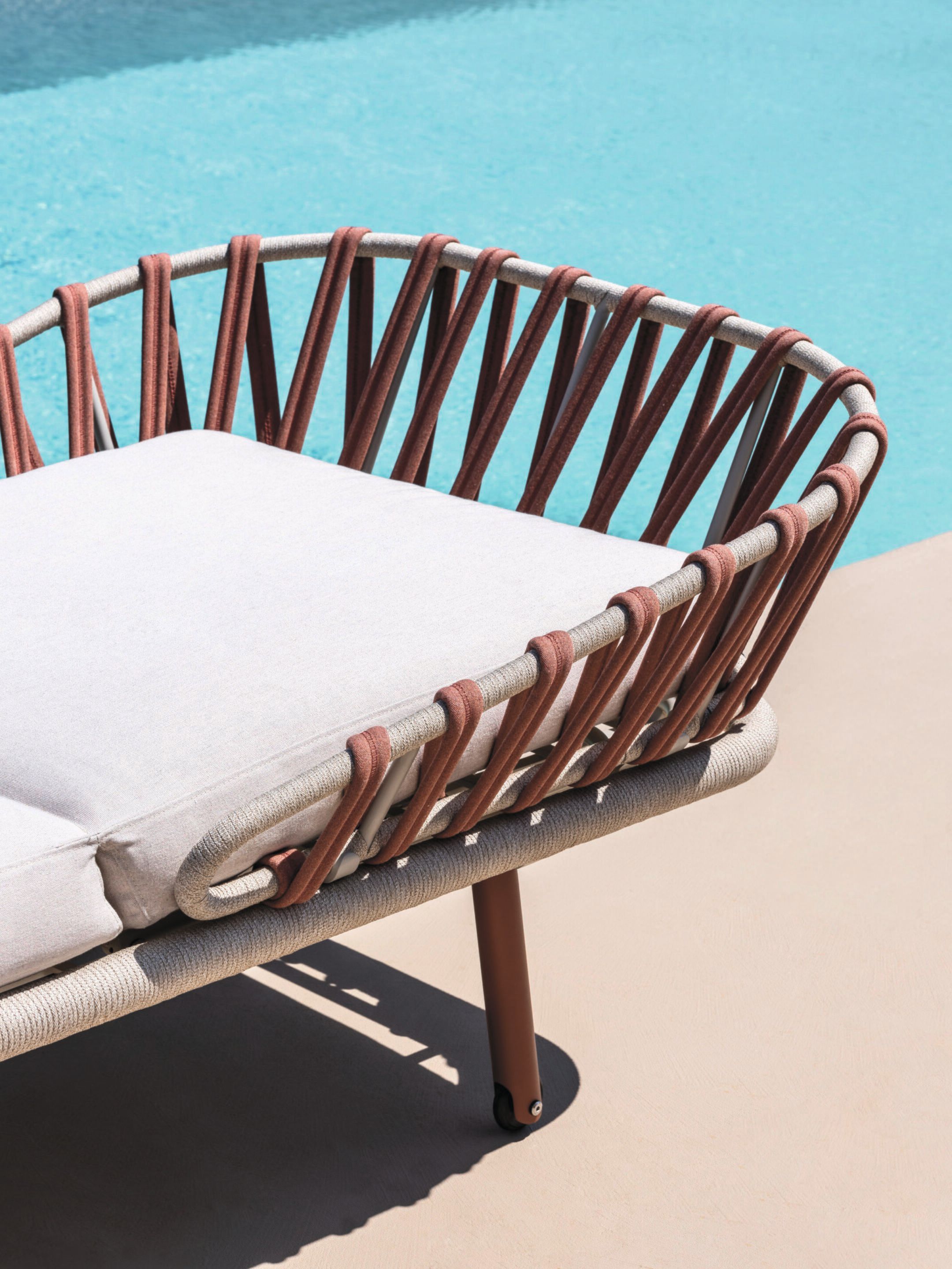 EMMA CROSS Sun lounger By Varaschin