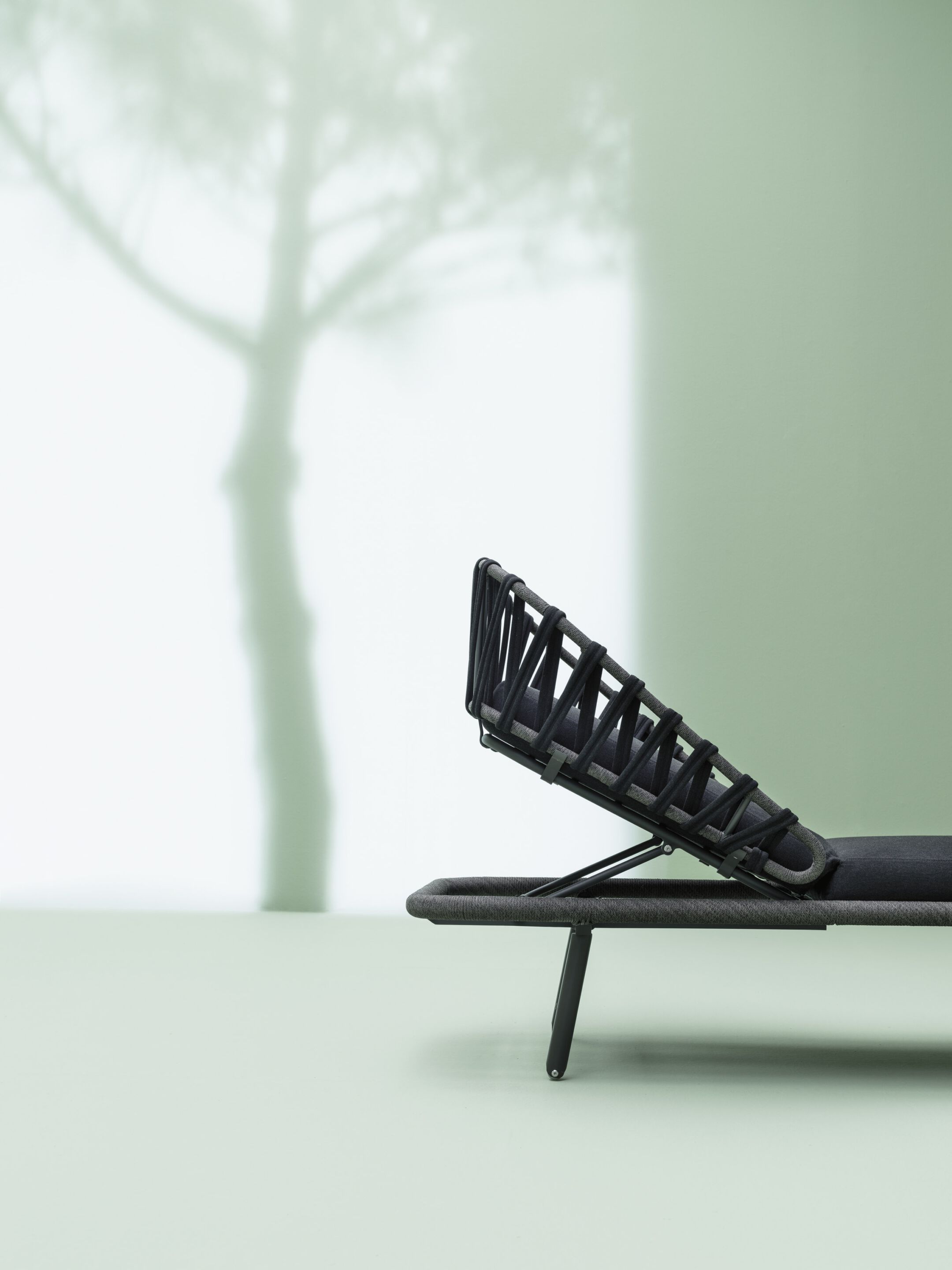 EMMA CROSS Sun lounger By Varaschin