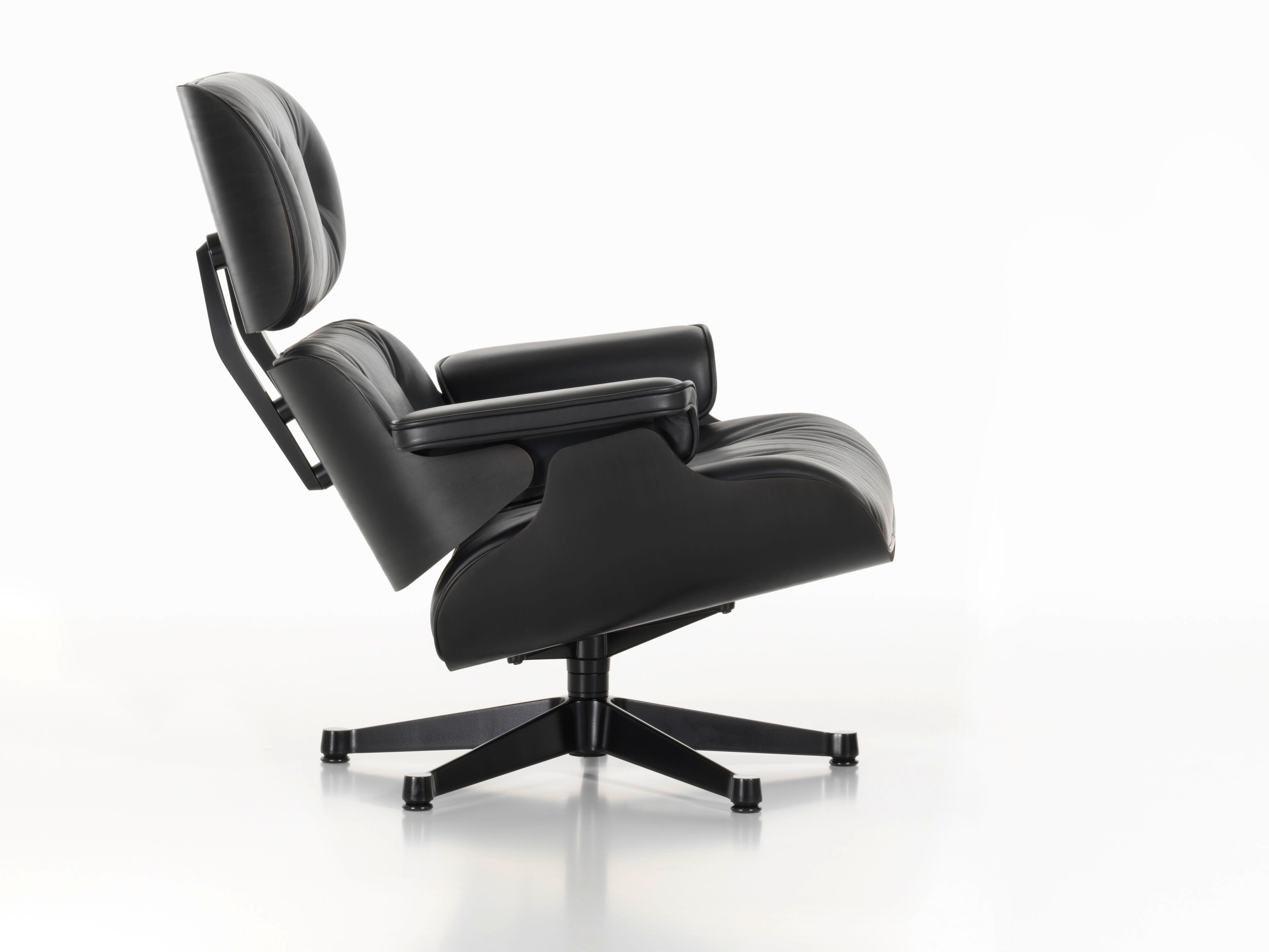EAMES LOUNGE CHAIR BLACK VERSION Swivel leather armchair with armrests ...