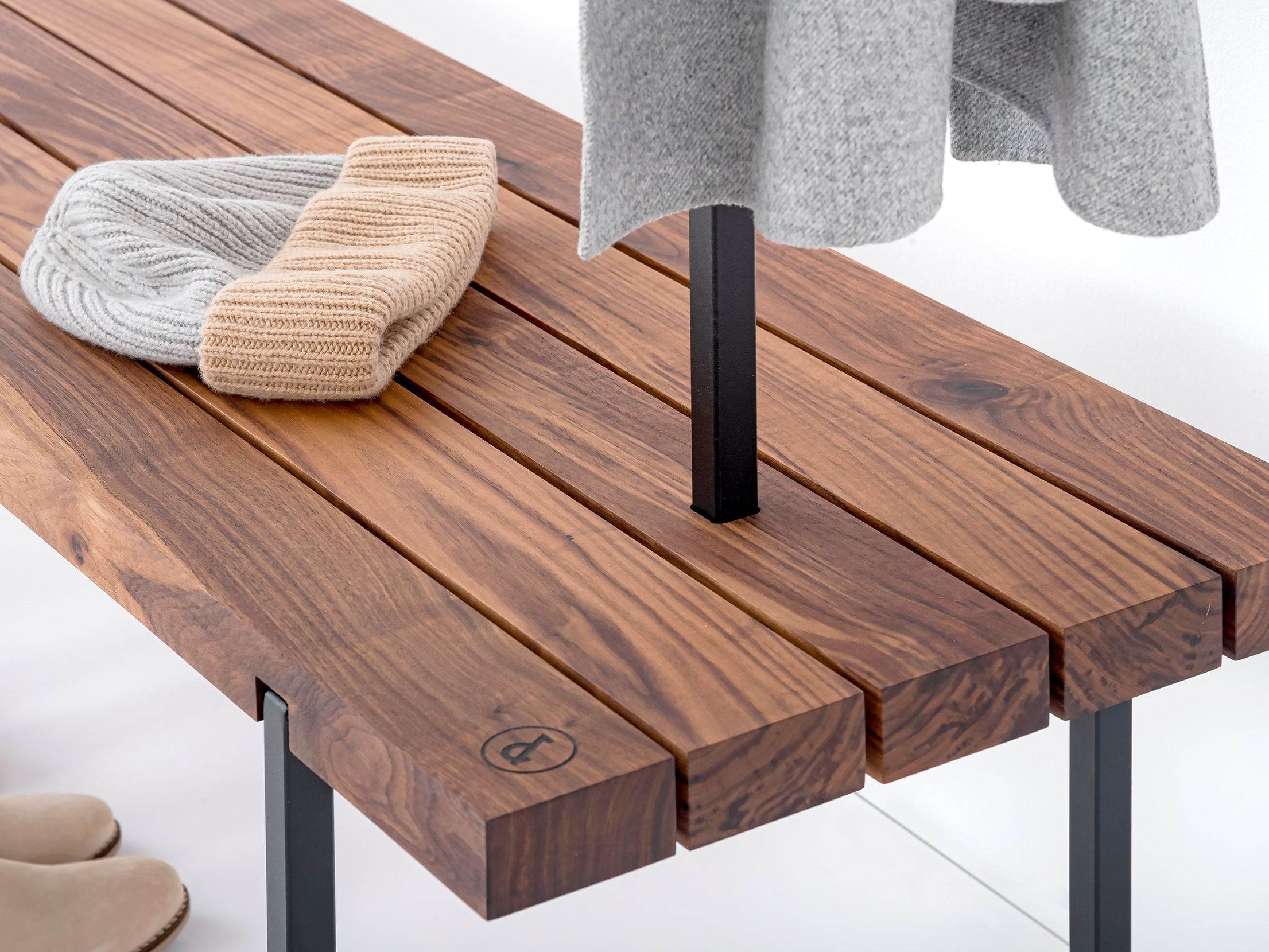 WALNUT COAT RACK #01 mueble de entrada By weld & co