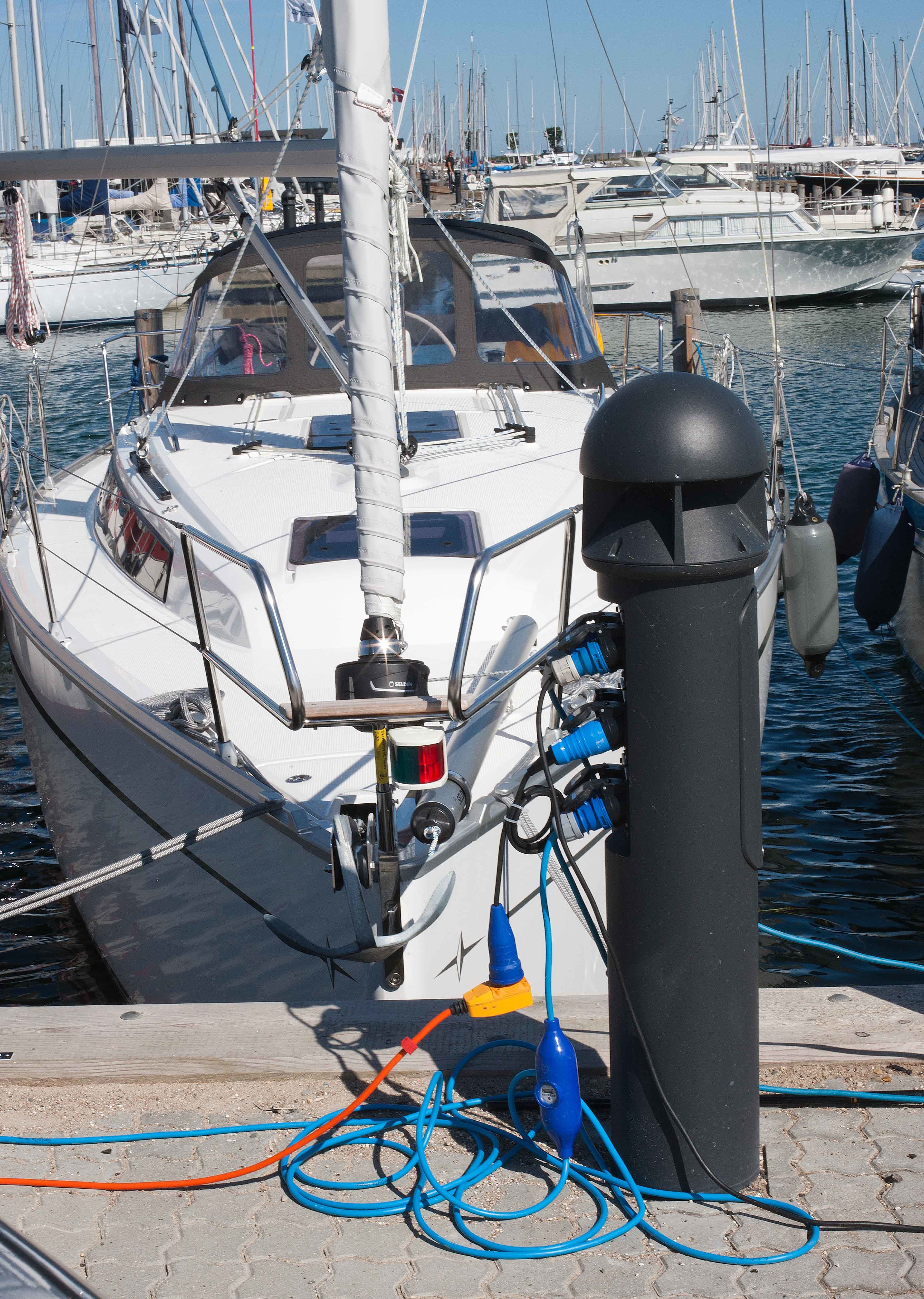 LED aluminium bollard light WATERFRONT By Louis Poulsen