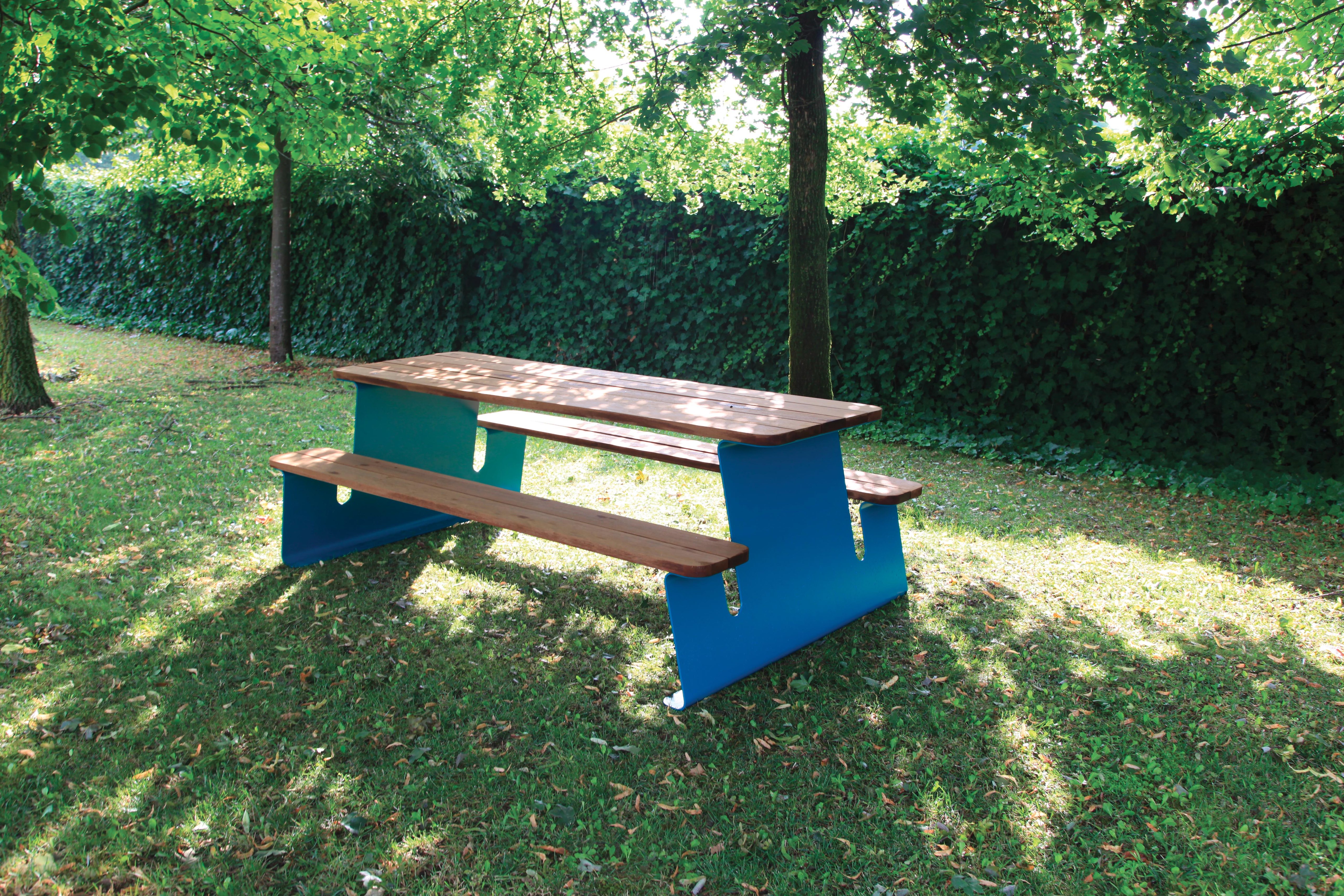 WAVE Steel and wood picnic table with integrated benches By City Design