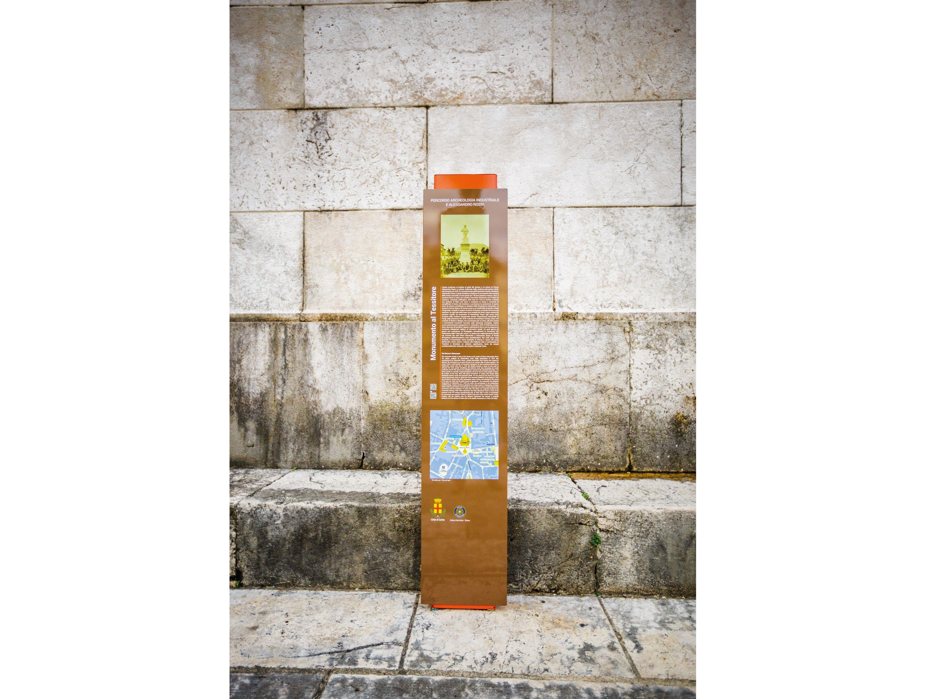 WAYFINDING Freestanding galvanized steel advertising totem By LAB23