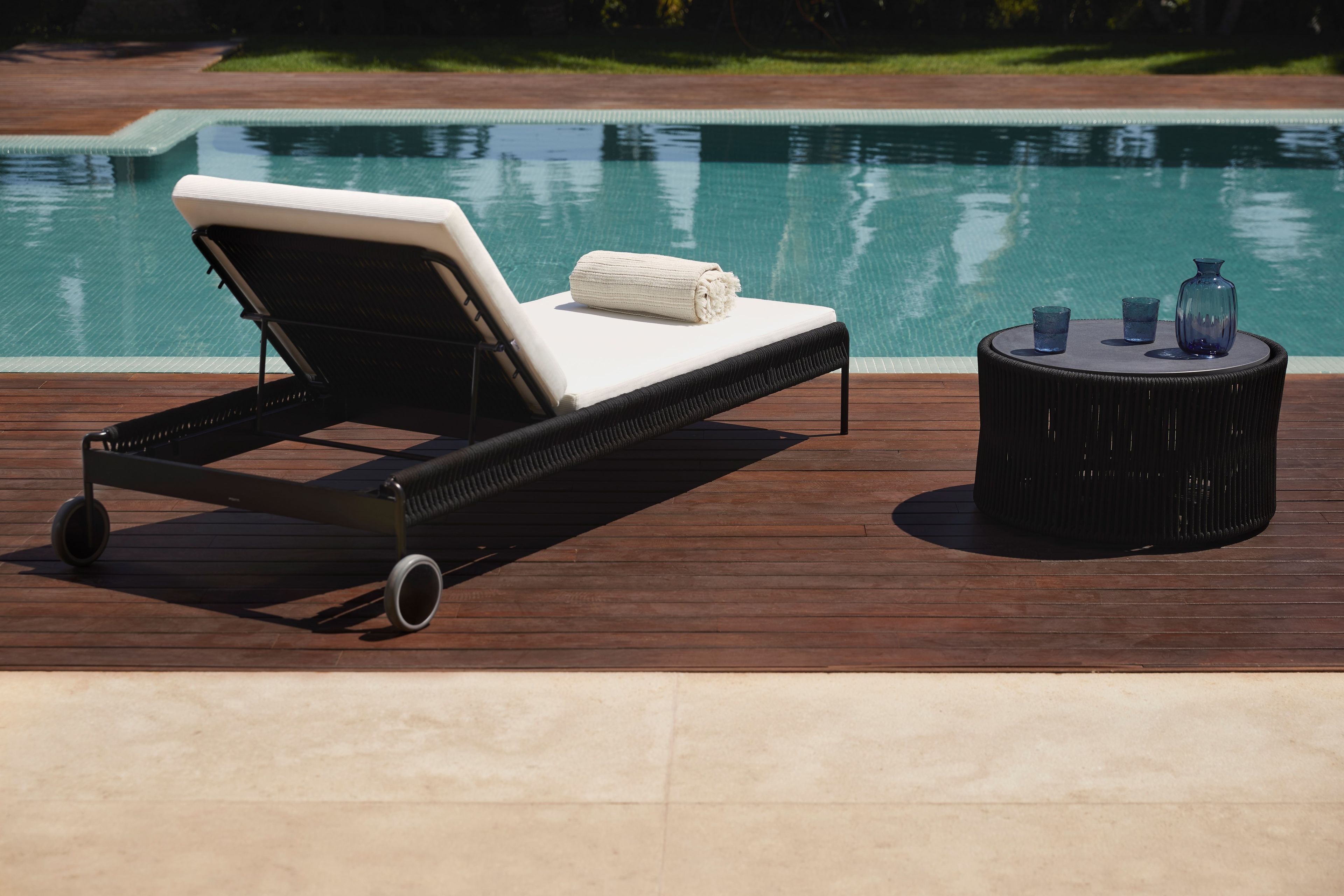 WEAVE Recliner fabric sun lounger with castors By POINT | design Vicent ...