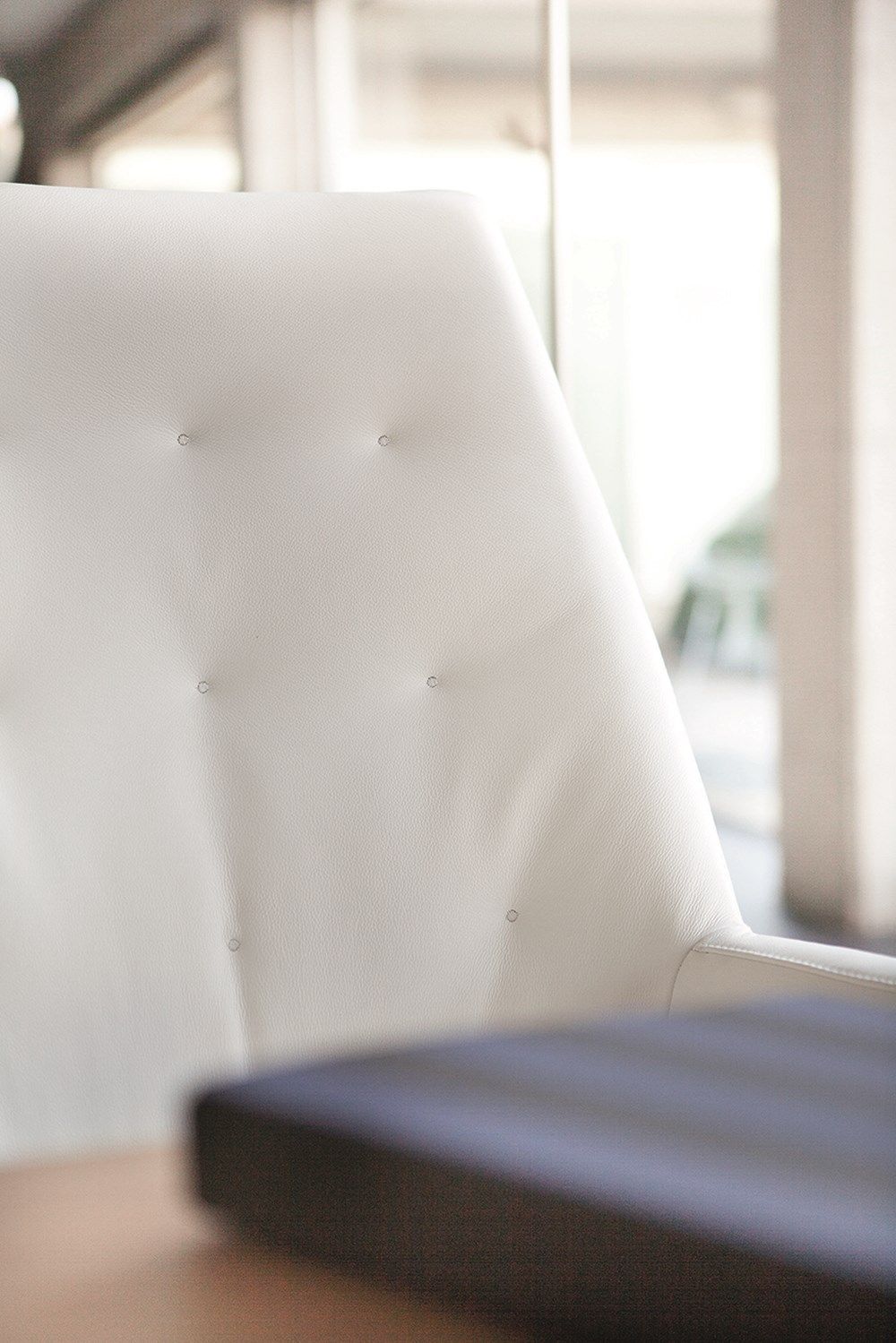 WRAP PLUS 01 High-back executive chair with 5-spoke base By Nahu ...