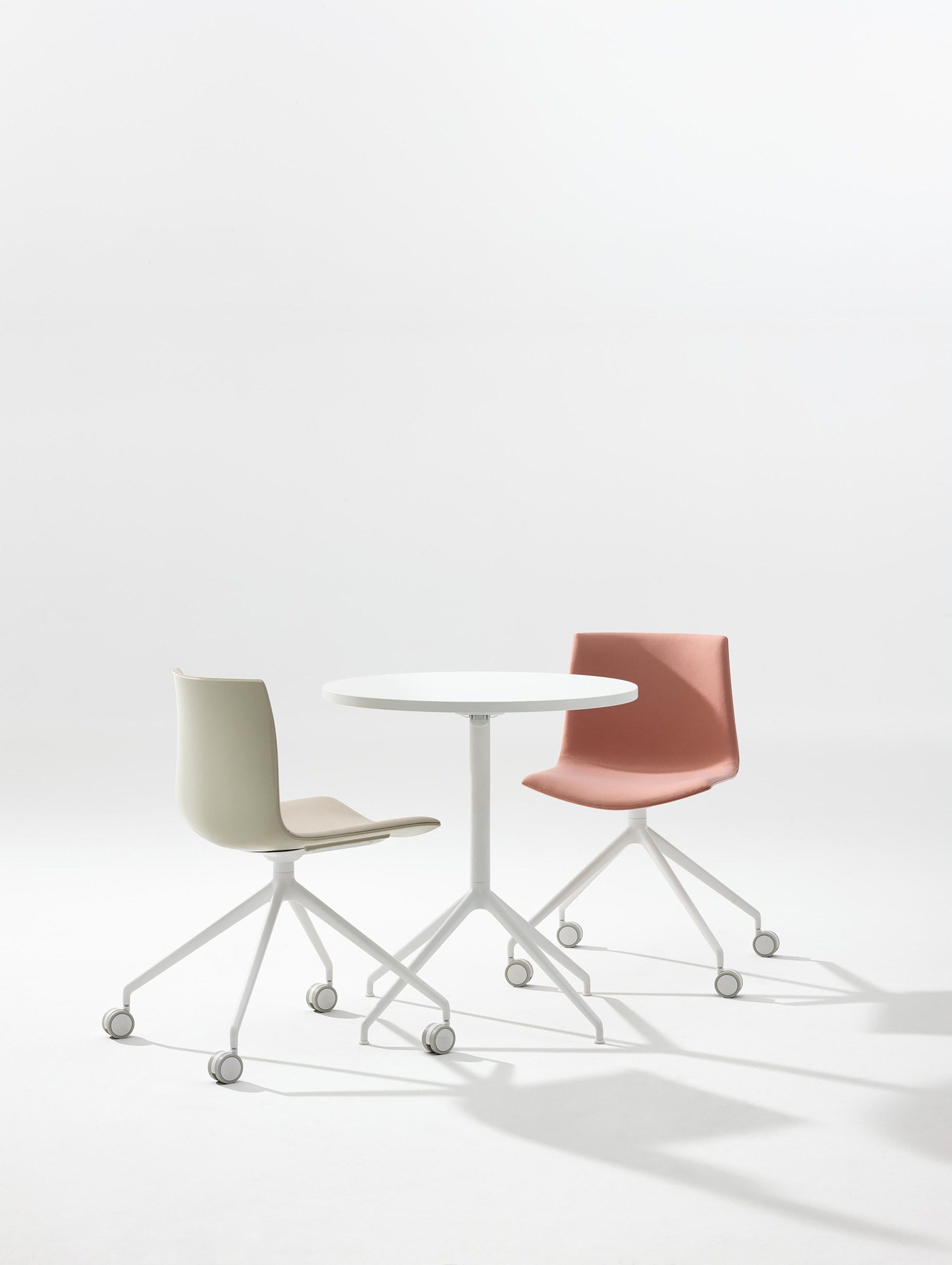 YOP Folding round table By Arper | design Lievore Altherr Molina