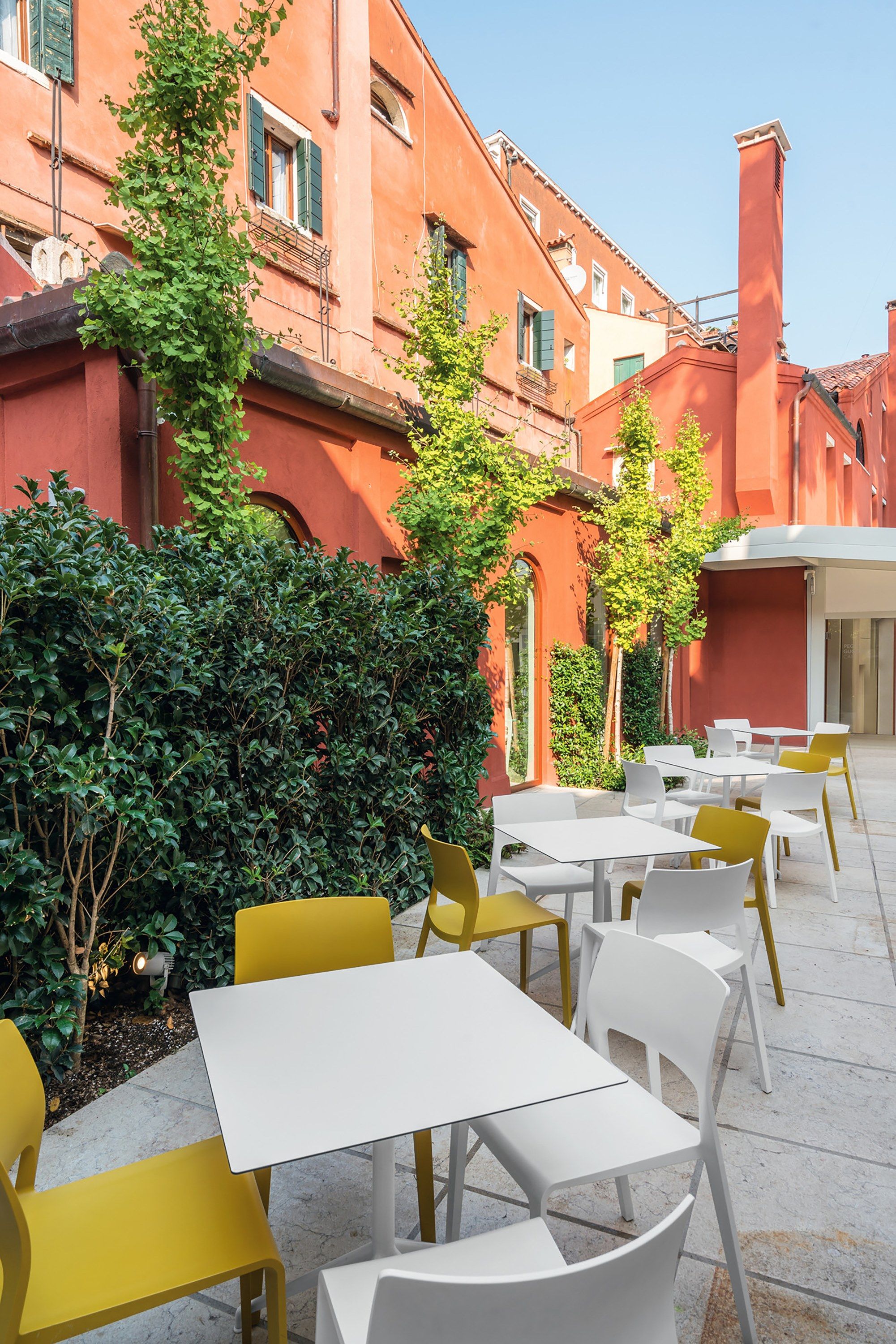 Table pliante ronde YOP By arper design Lievore Altherr Molina