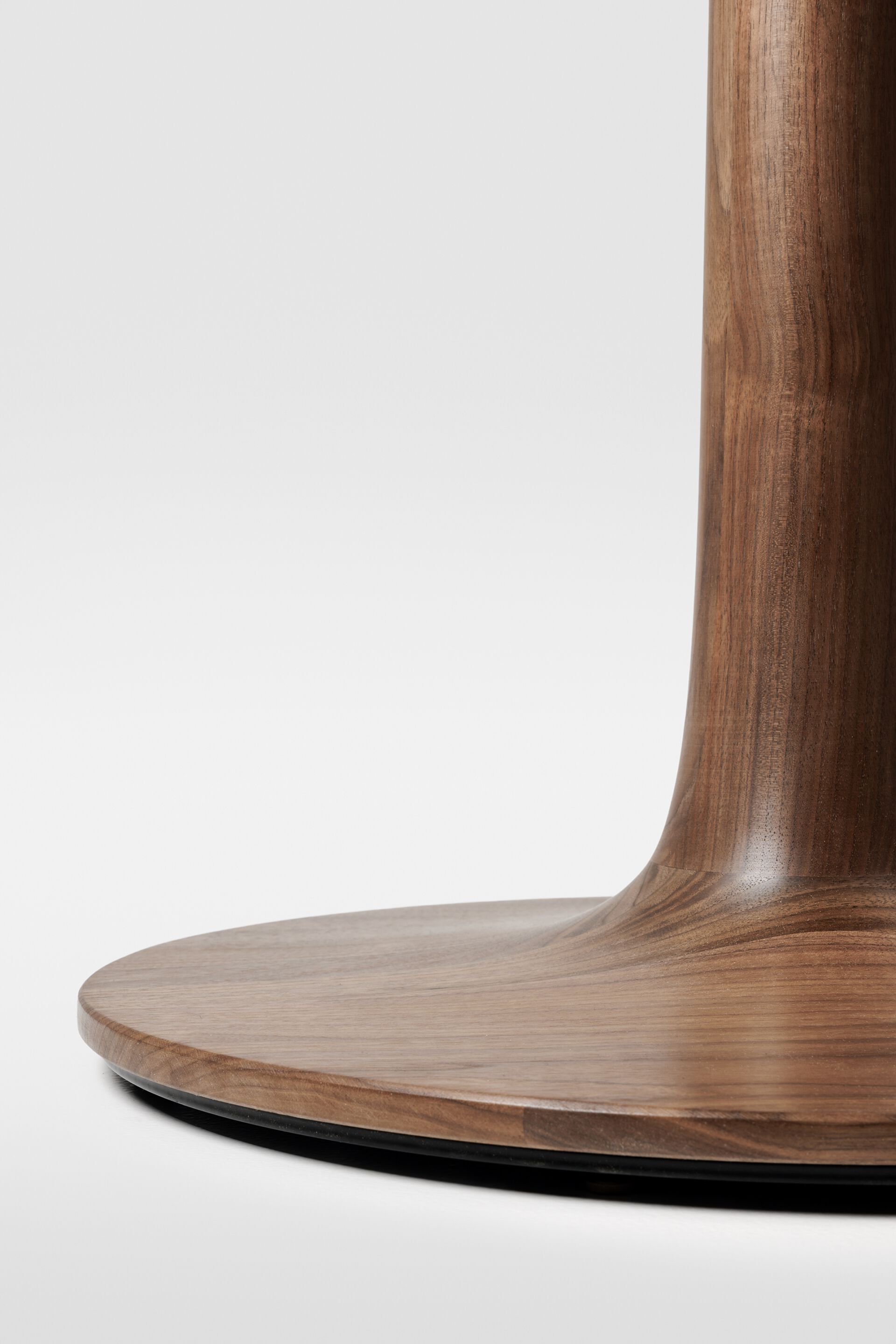 TURNTABLE HIGH Round wooden high table By ZEITRAUM | design Formstelle