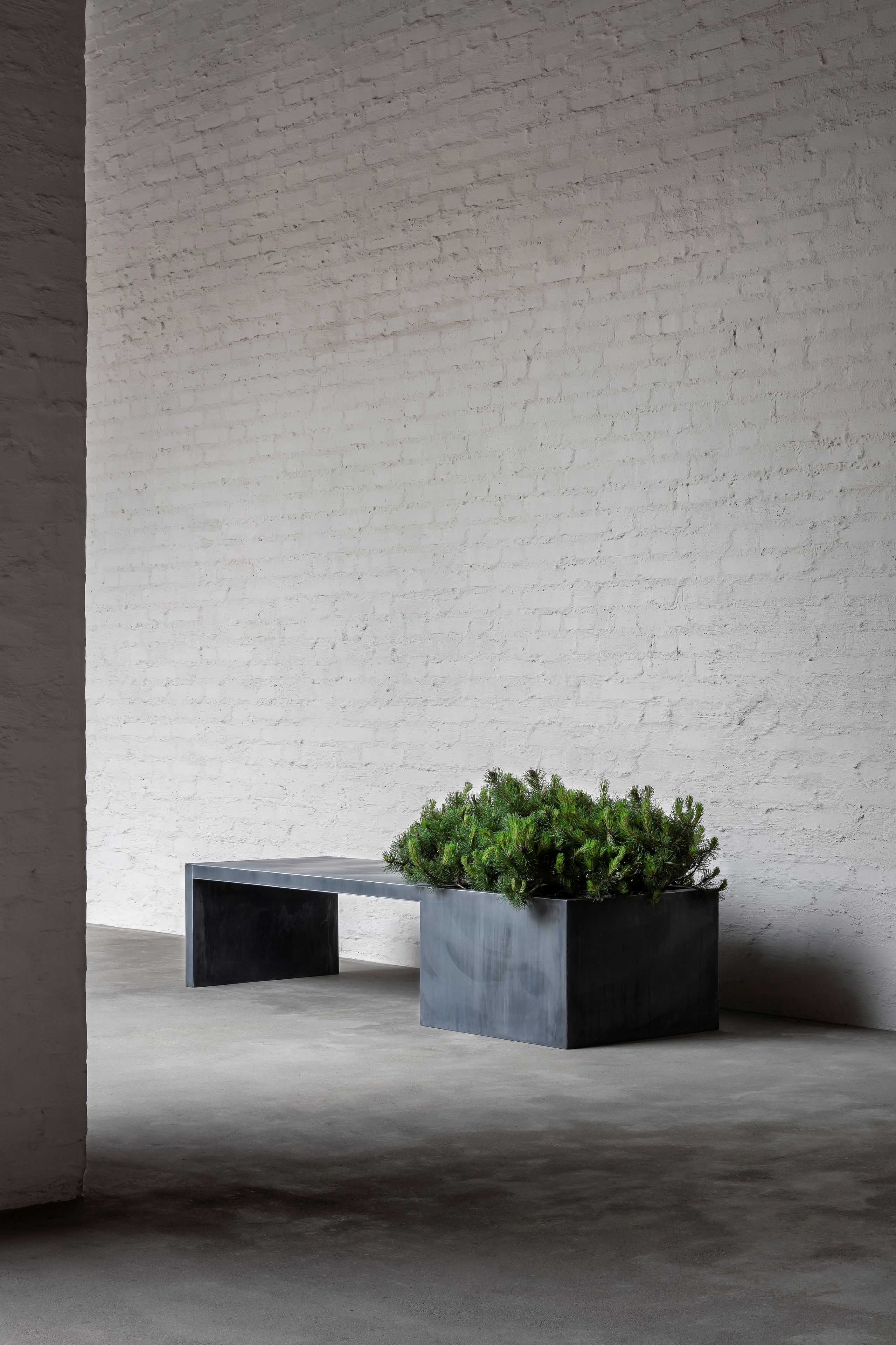 Zinc garden bench with integrated planter ZINC IN OUT By DOMANI design ...