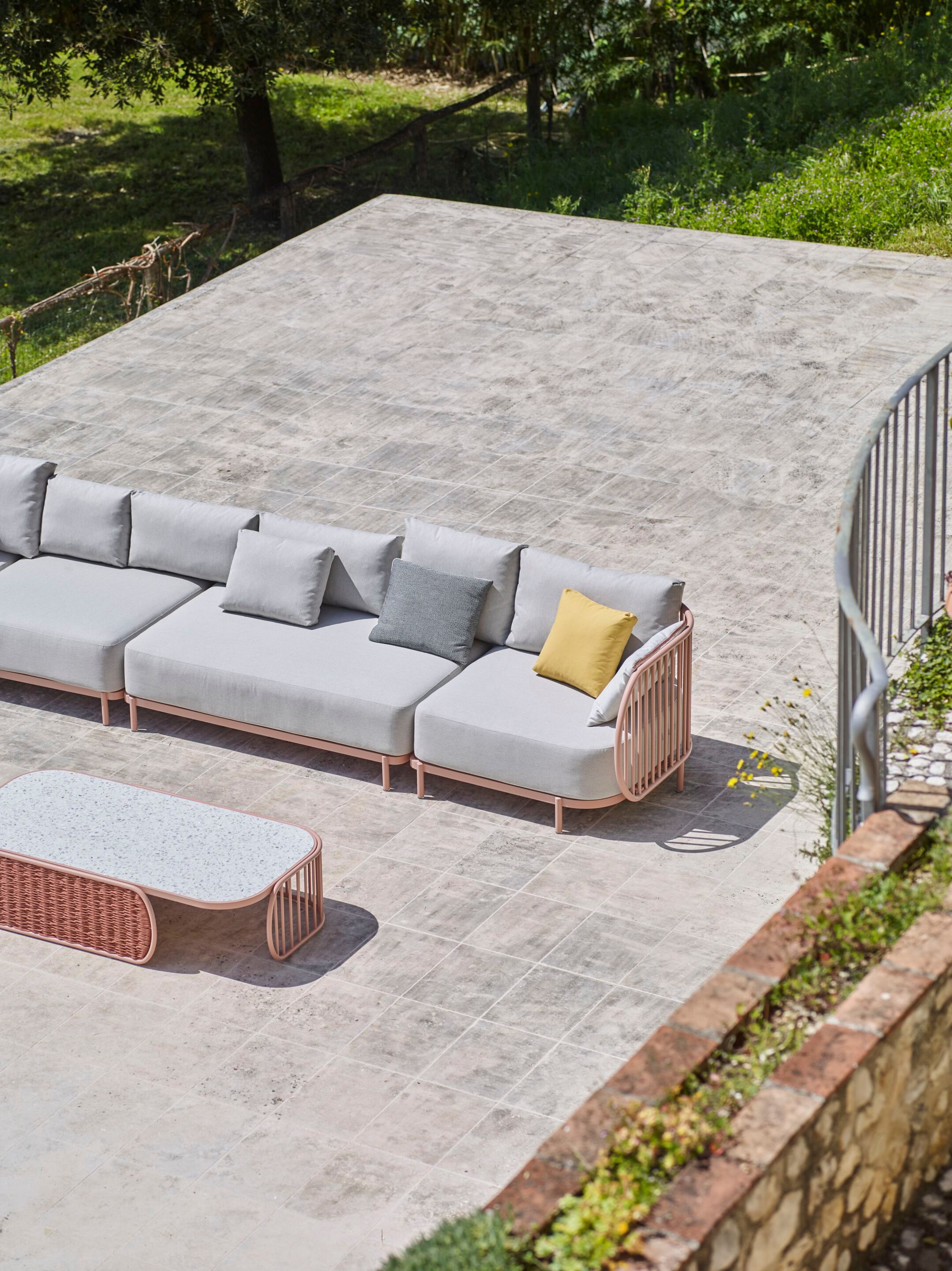 OVA Low aluminium garden side table By YAAZ | design angelettiruzza design