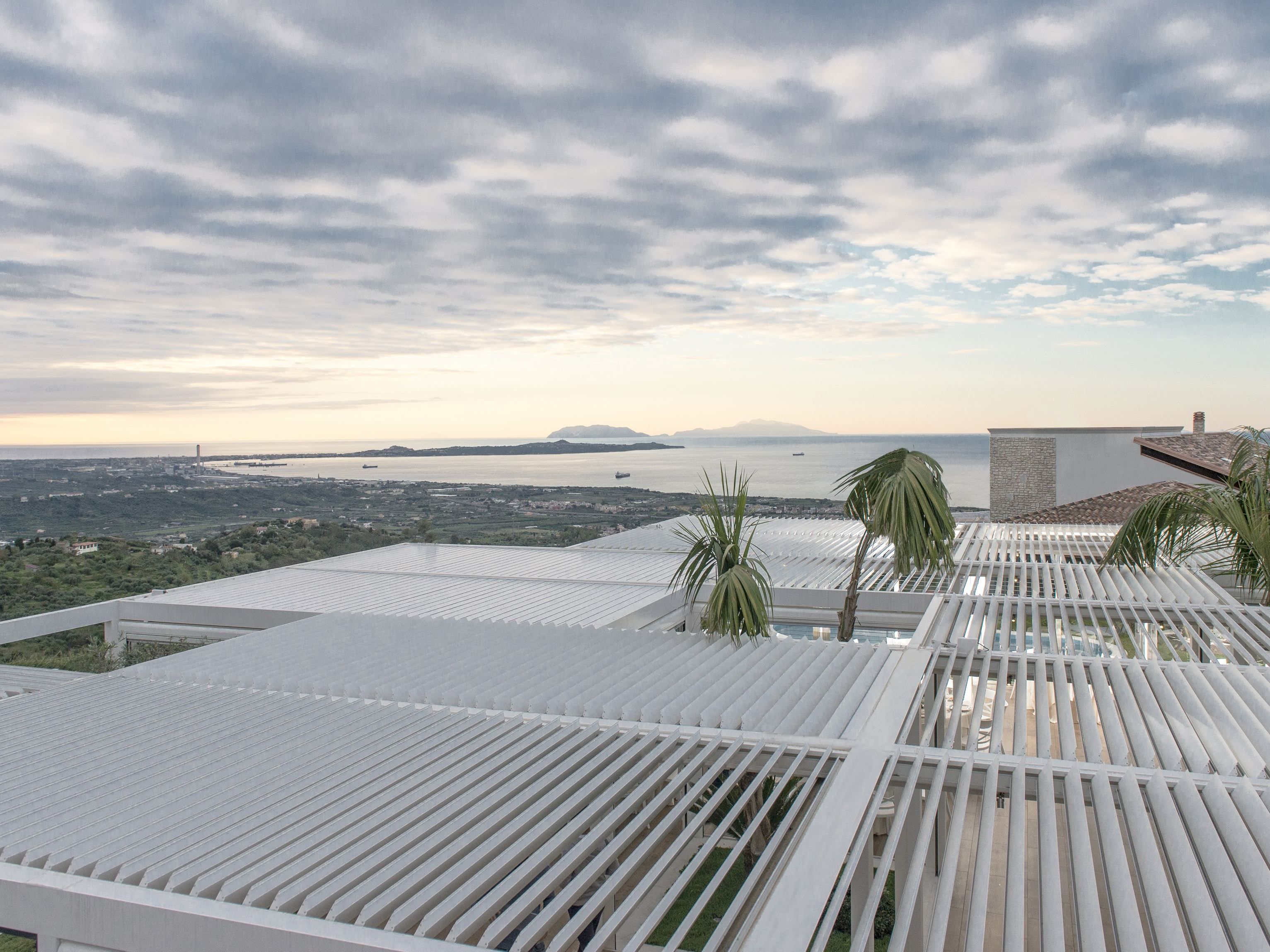 Pergola autoportante in alluminio a lamelle orientabili BLADE 230 ...