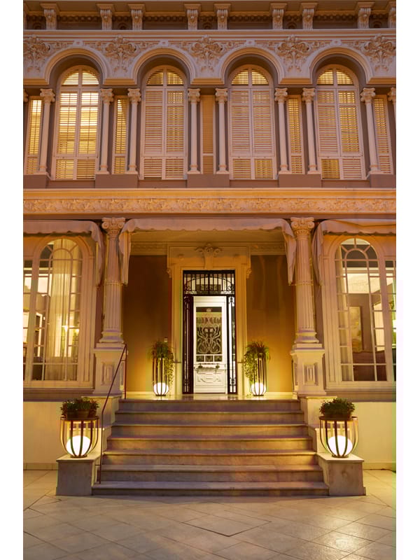 BOLS Polyethylene planter / floor lamp By Estiluz | design Mermelada Estudio