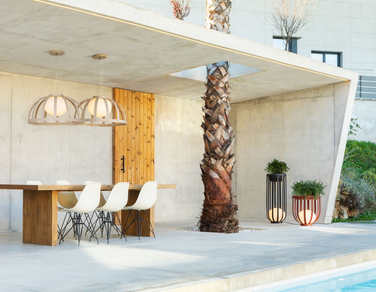 BOLS Polyethylene planter / floor lamp By Estiluz | design Mermelada Estudio