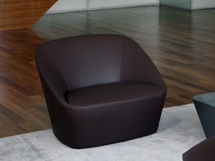 BUCKET Leather armchair By spHaus | design Cory Grosser
