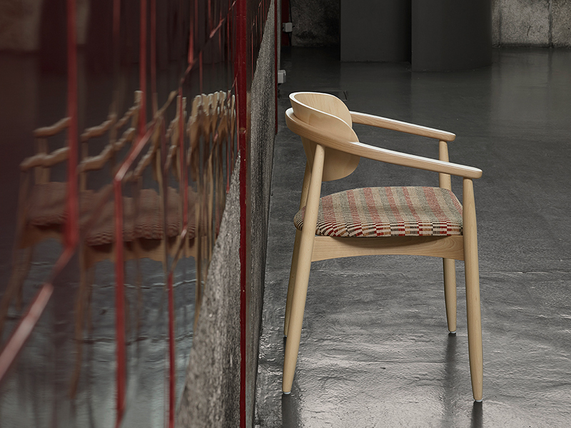 JOANNA | Chair with armrests By JMS