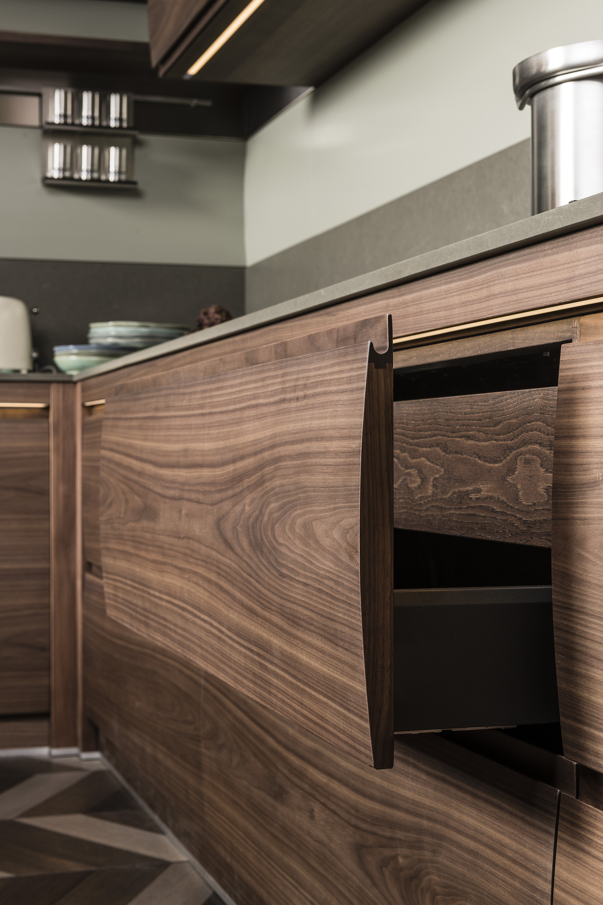 CHRONOS Wooden kitchen with peninsula By L'Ottocento