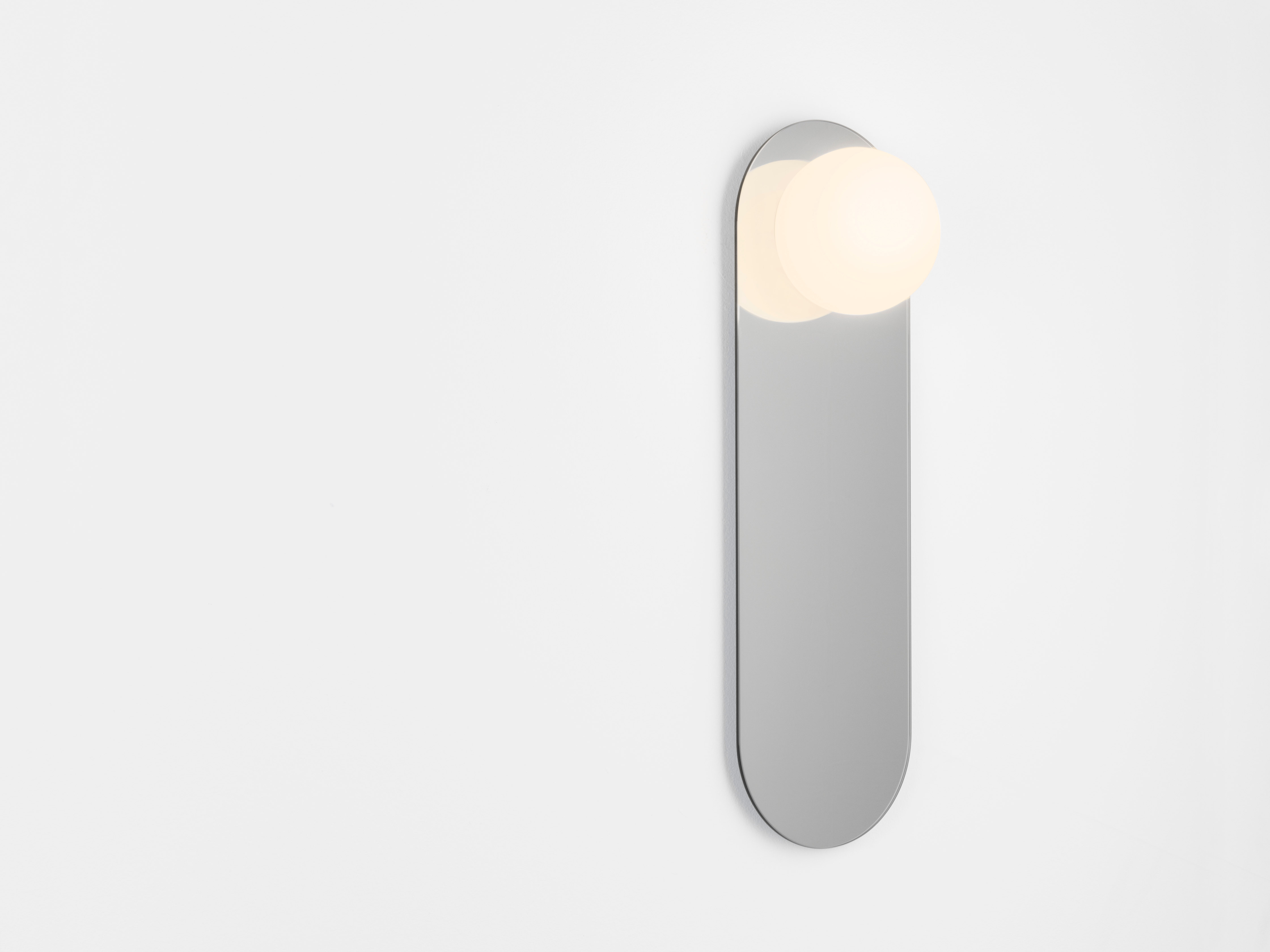 CIRC Oval wall-mounted mirror with integrated lighting By Estiluz