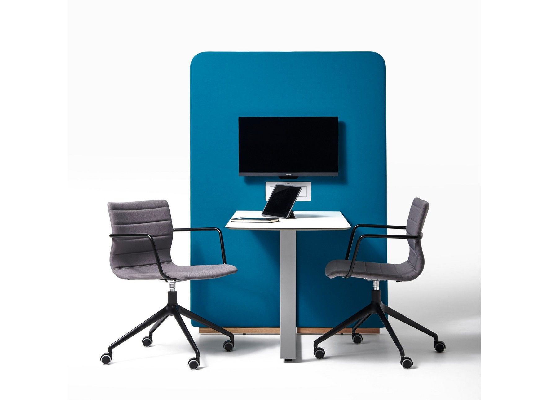 CIRCUIT MEDIA & PRIVÈ Office desk with USB socket and partition panel ...