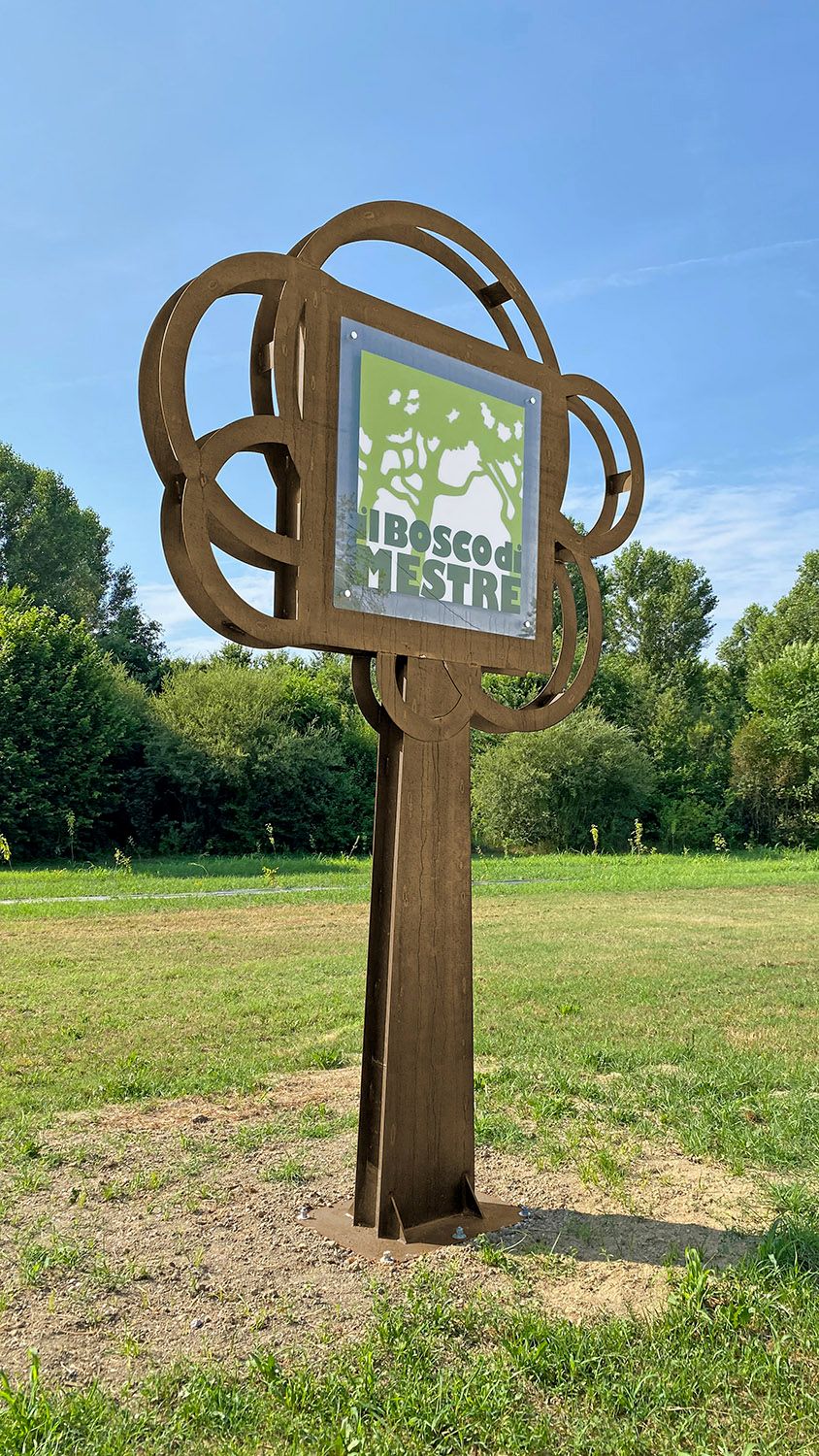 TOTEM IN ACCIAIO CORTEN CON TARGHE DESCRITTIVE Totem By Remor