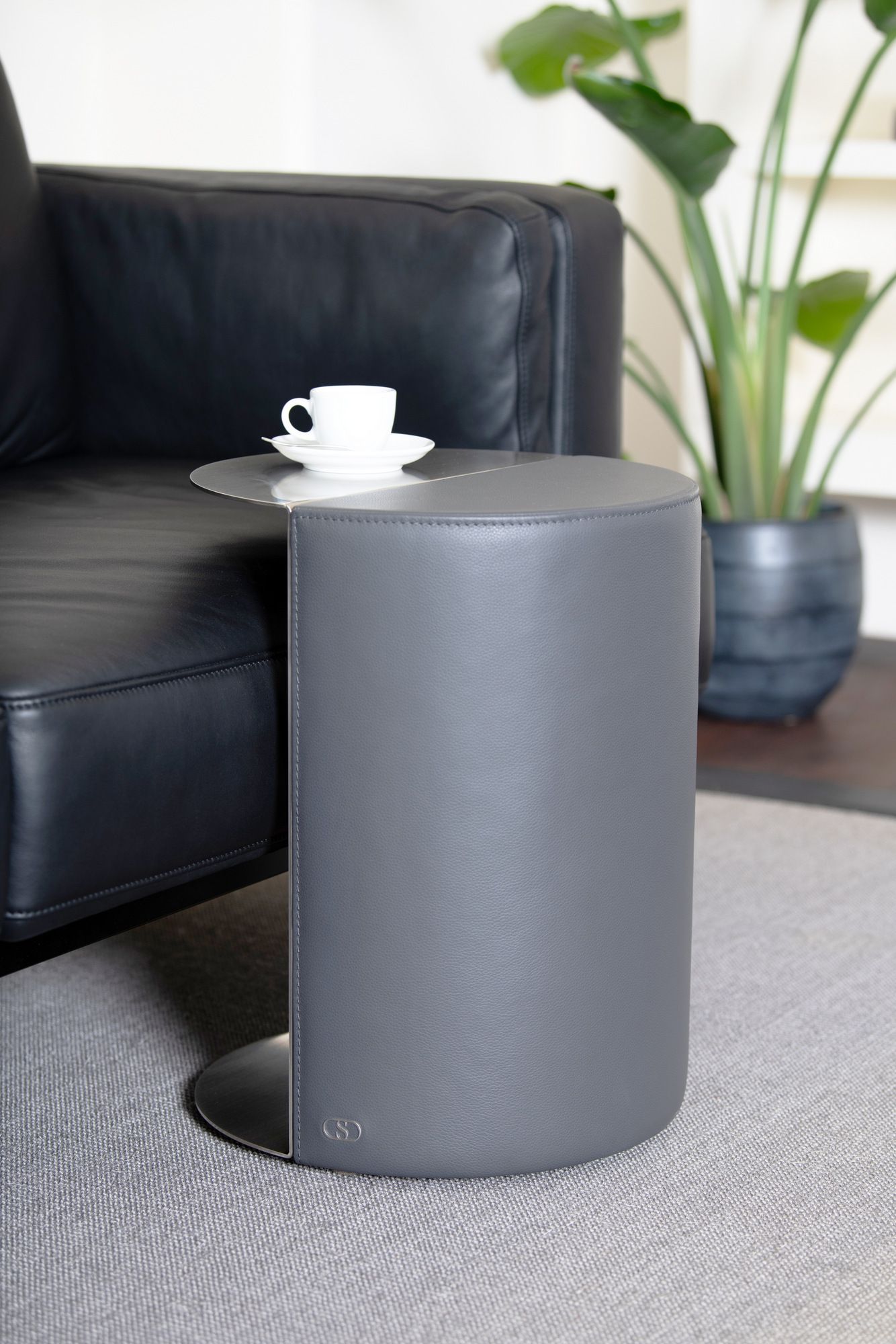 Round leather and sheet metal coffee table DS-5250 By de Sede