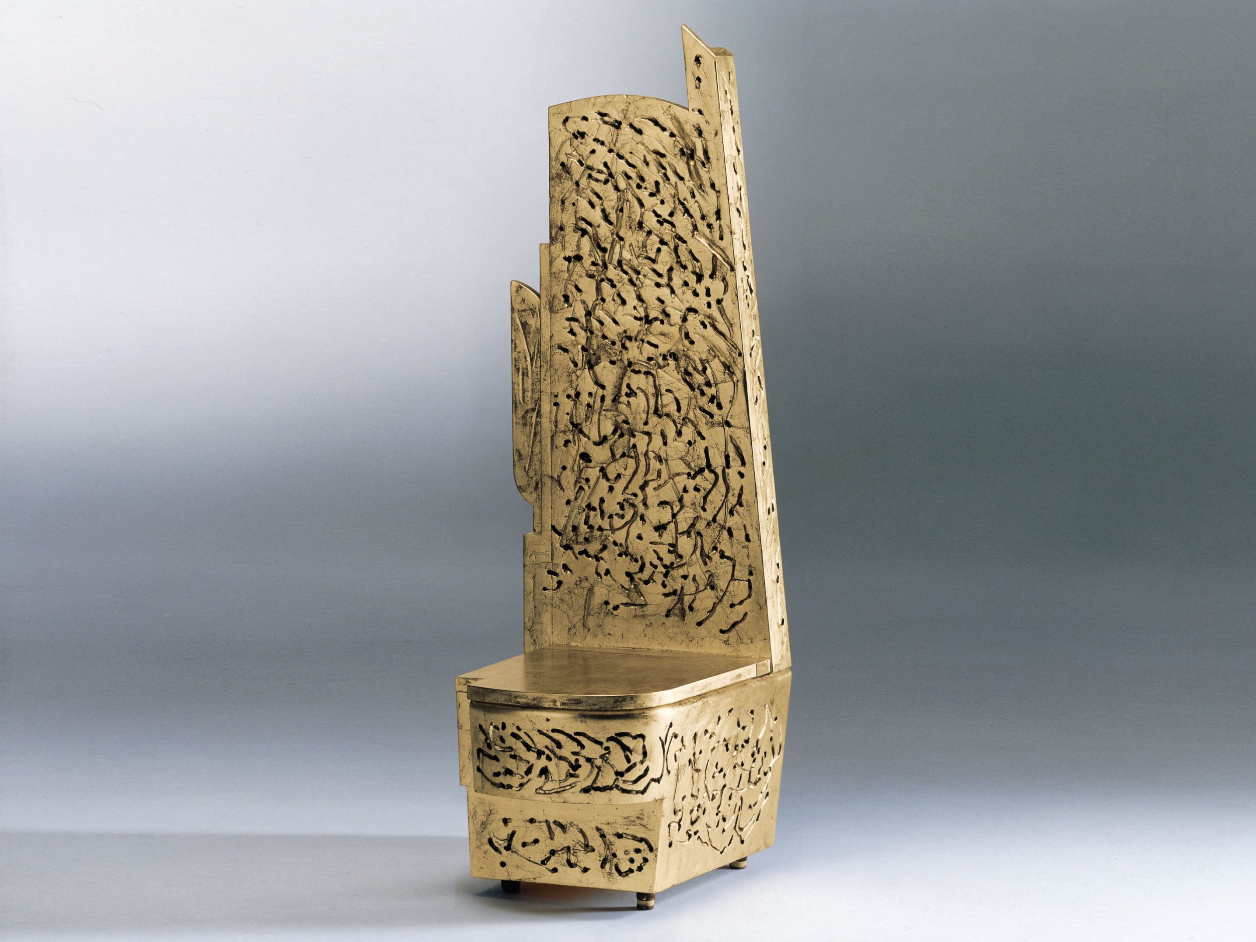 Poltrona / scultura foglia oro E’CESSO DI TRONO - Mirabili - Edilportale