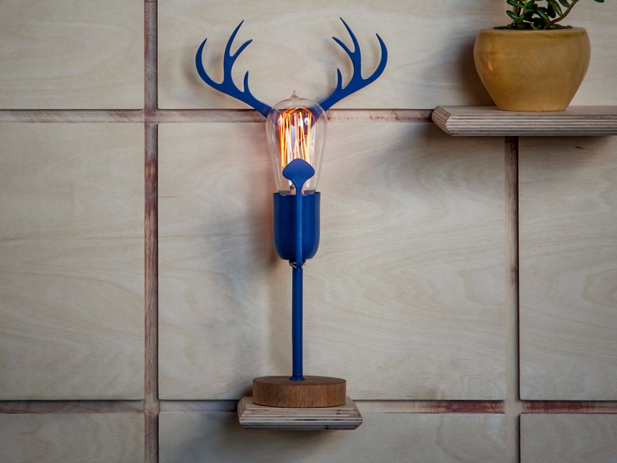 EDISON’S DEER table lamp By Studio Beam
