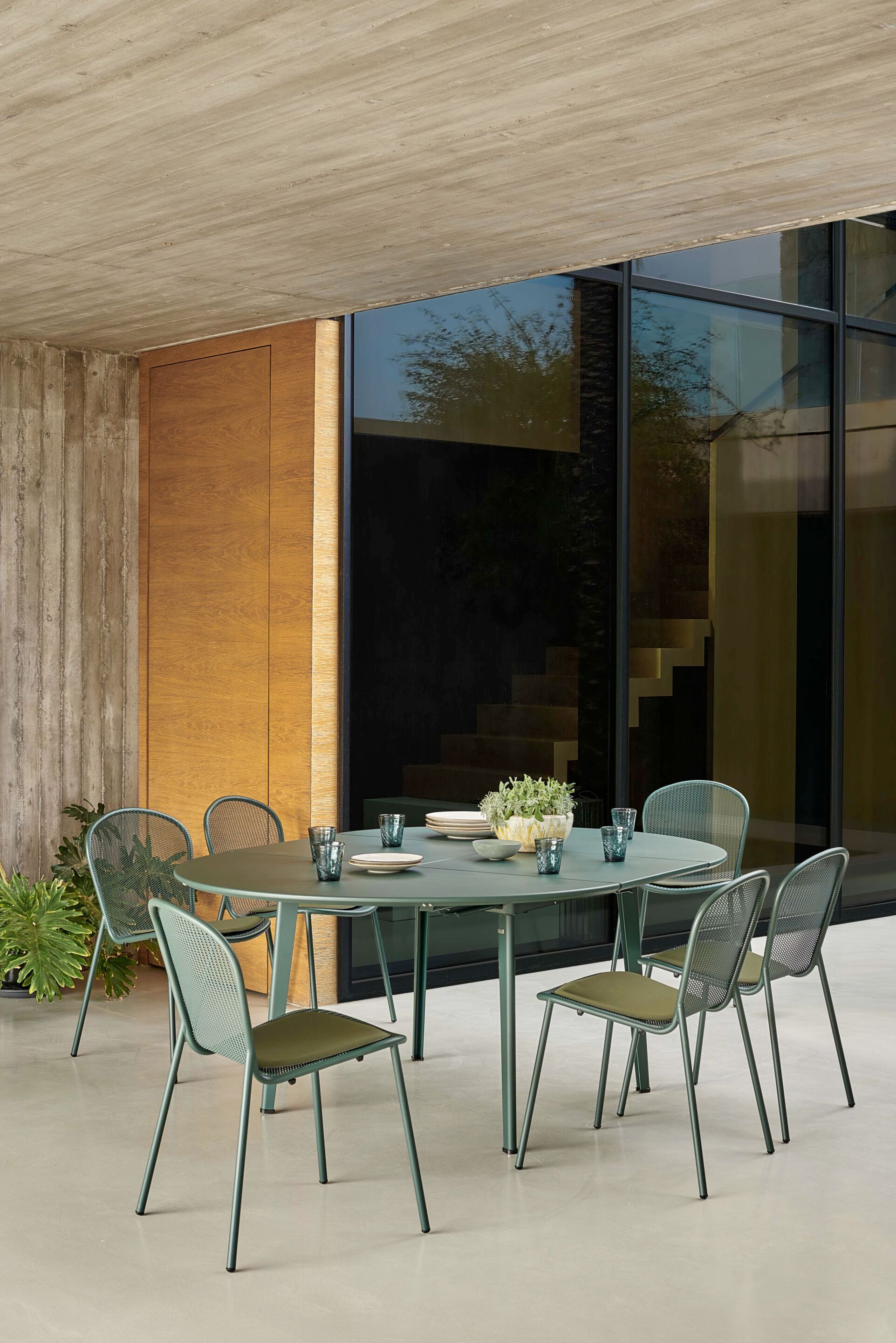 PLUS4 Round extending steel garden table By Emu