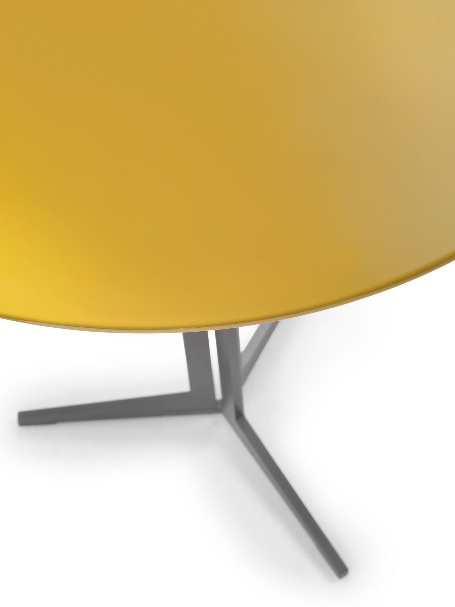 FLY Round high table with 3-star base By Flexform | design Antonio Citterio