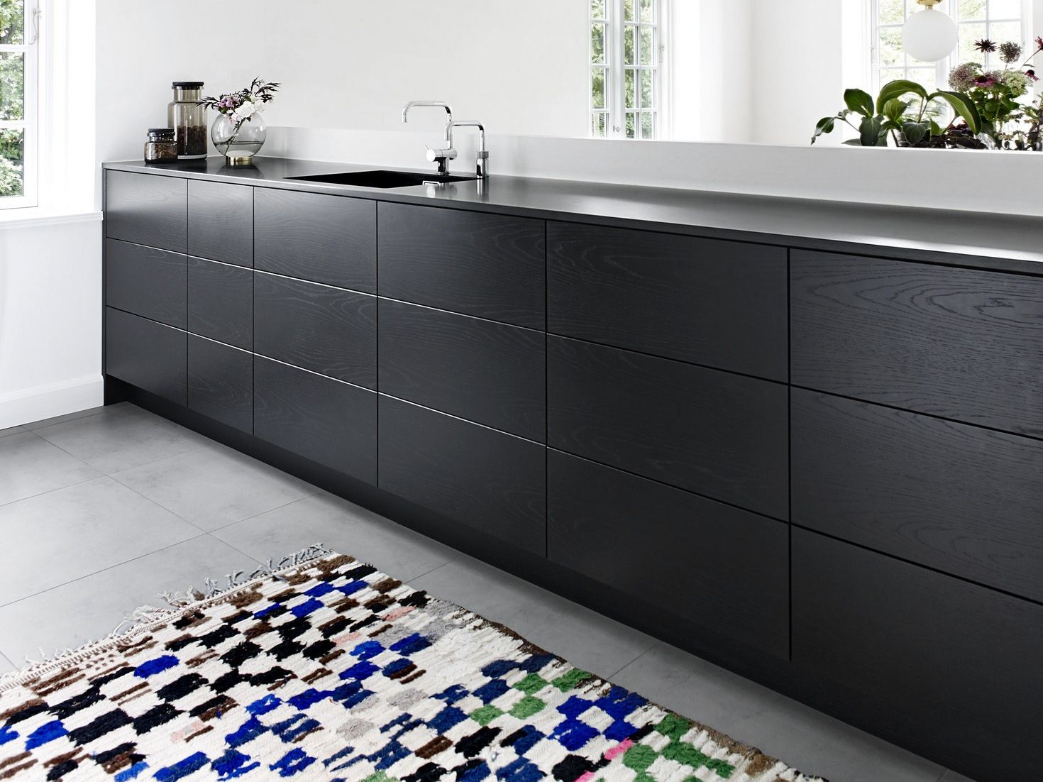 FORM 2 - BLACK OAK Linear solid wood kitchen without handles By ...