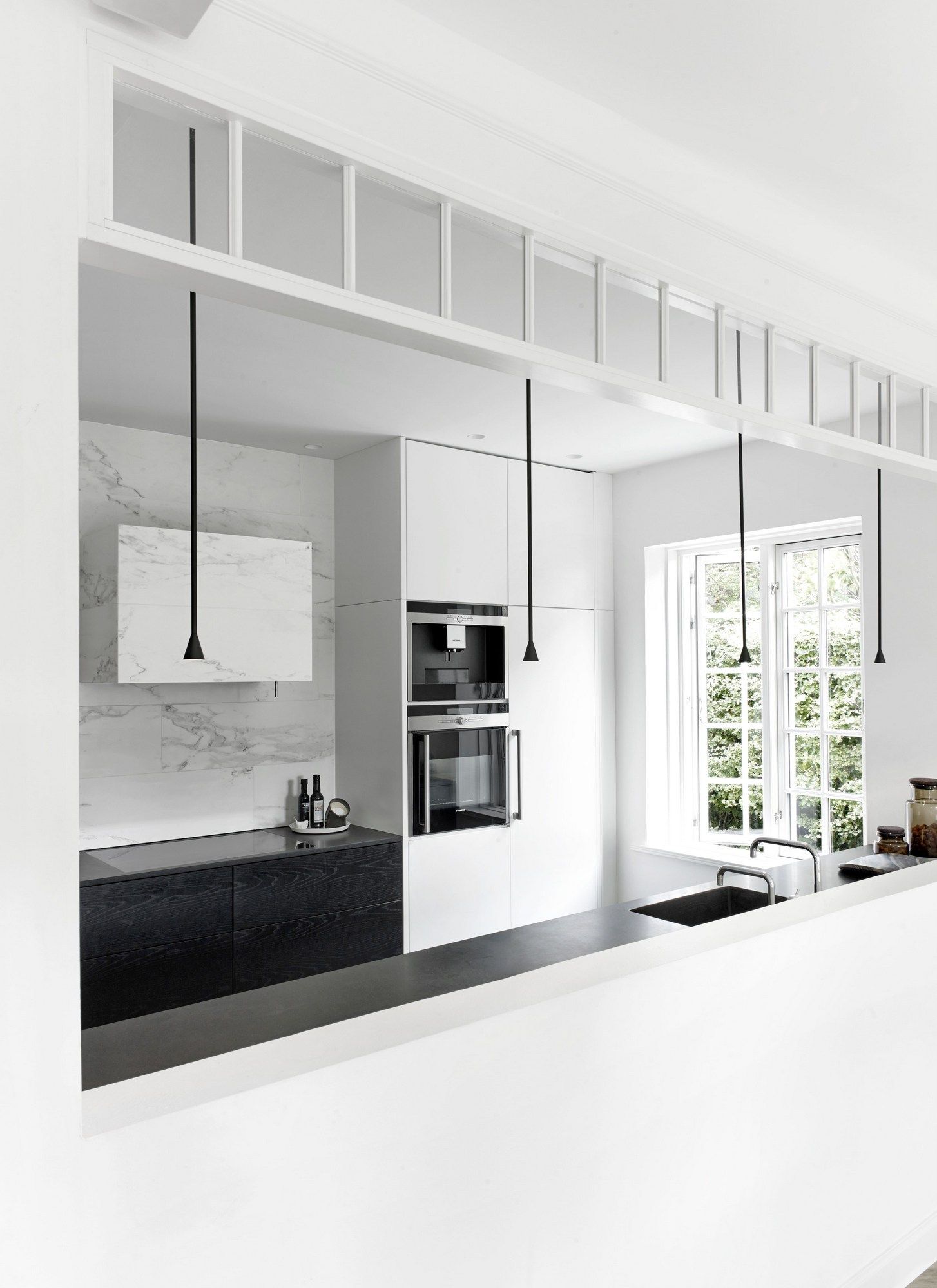 FORM 2 - BLACK OAK Linear solid wood kitchen without handles By ...