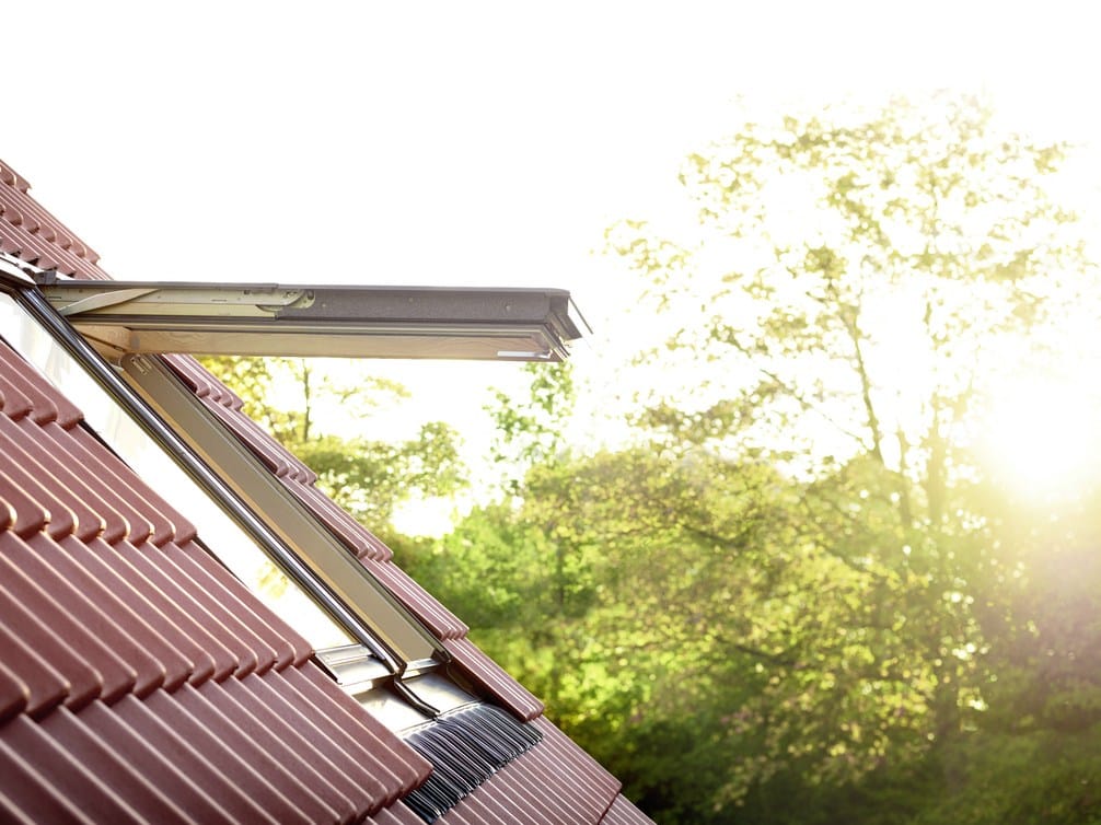 Manually operated wooden roof window GPL VELUX By Velux