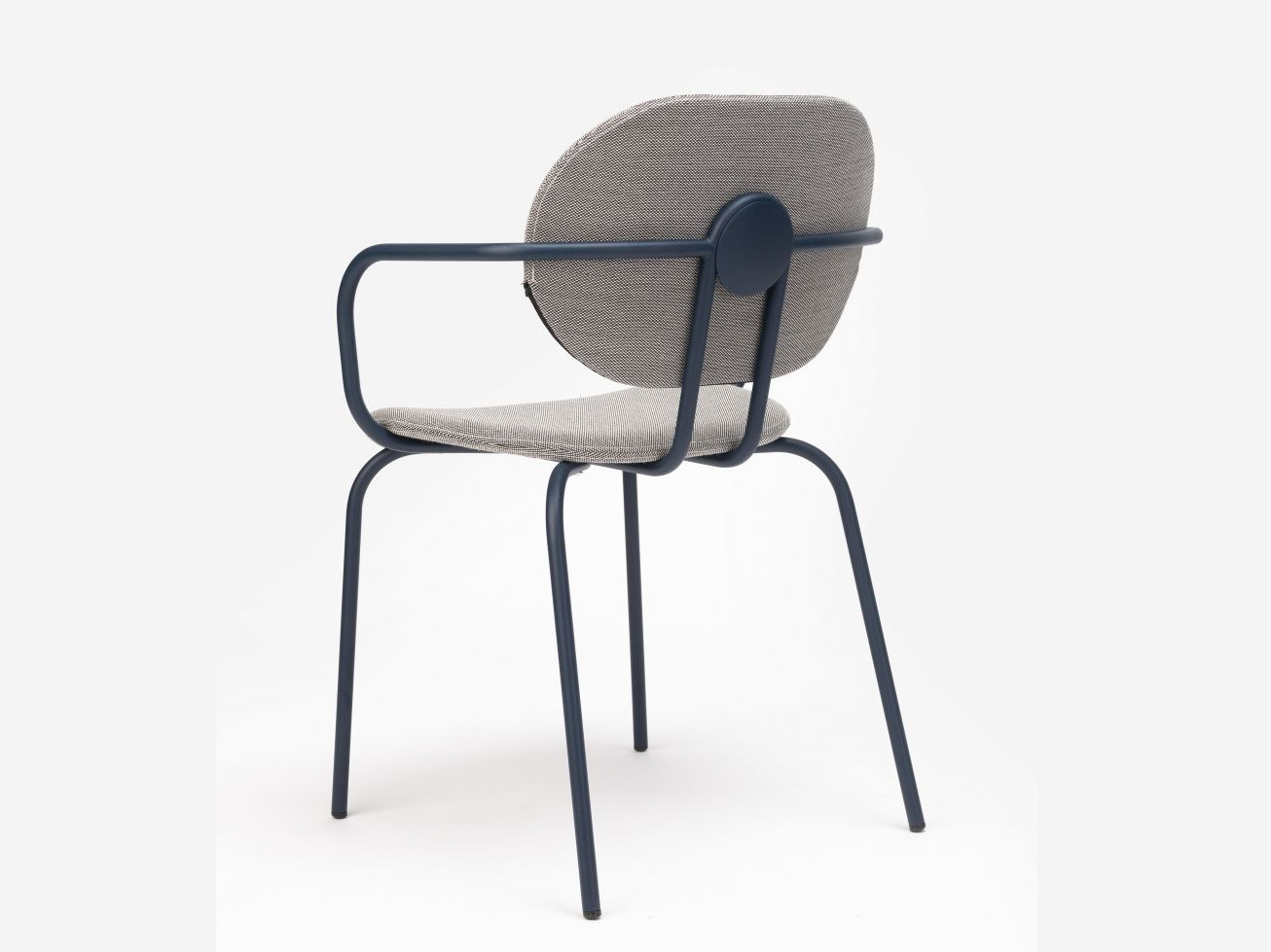 HARI | Chair with armrests Hari Collection By ONDARRETA design estudiHac