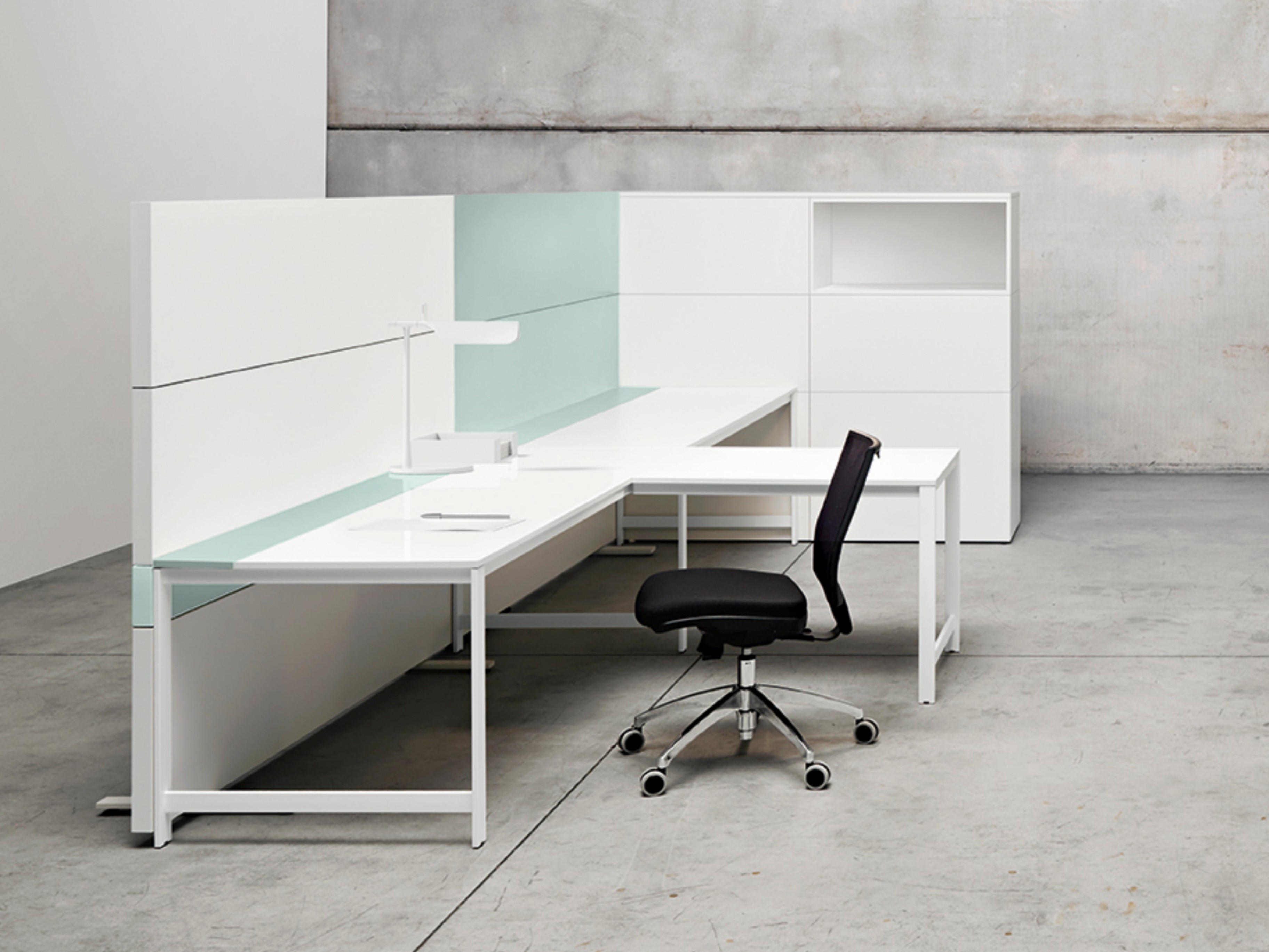 K-WORD Multiple wooden office desk with desk screens By Manerba ...