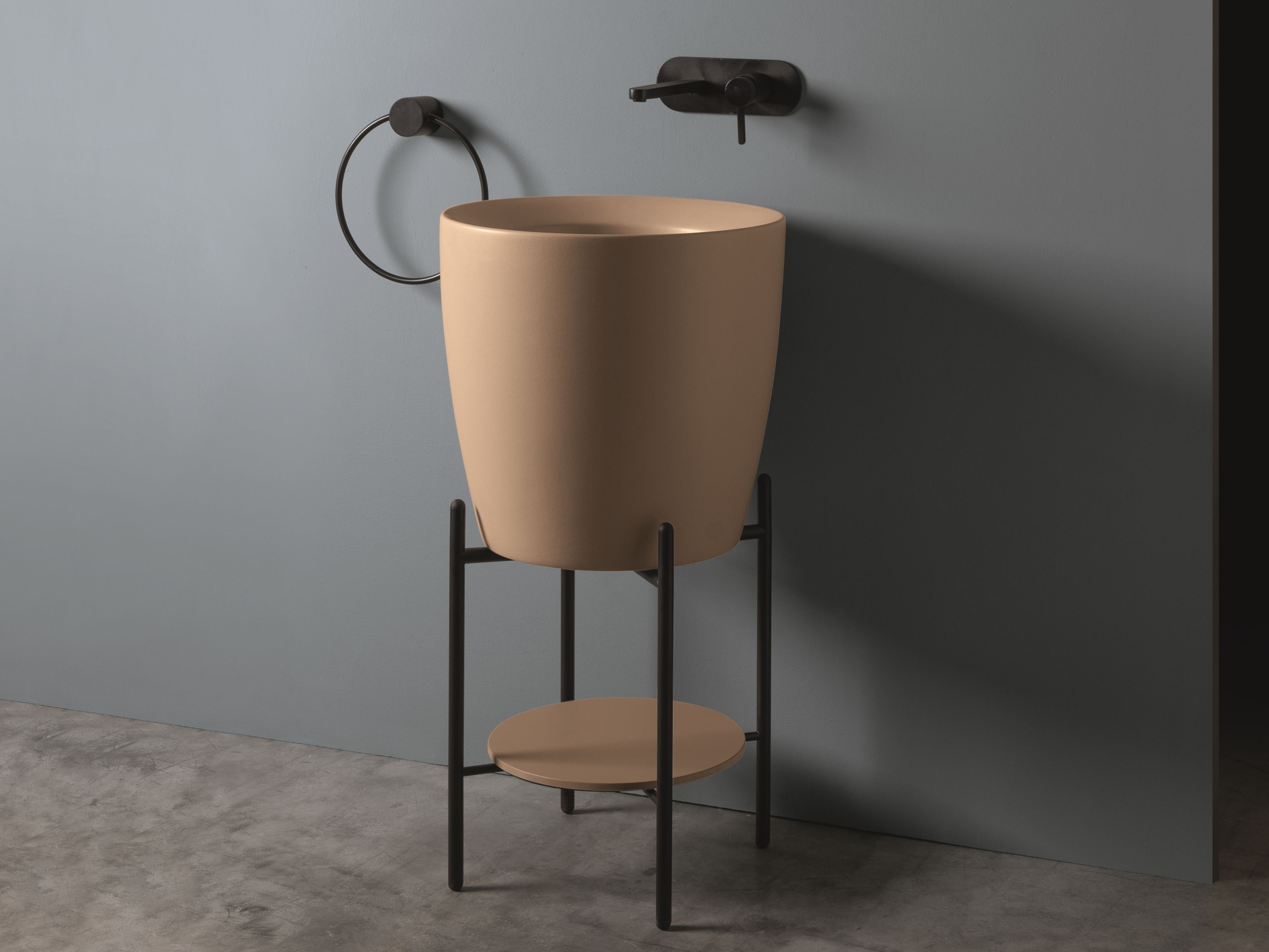 KRACKLITE SEMI FREESTANDING Mobile lavabo da terra in acciaio inox By ...