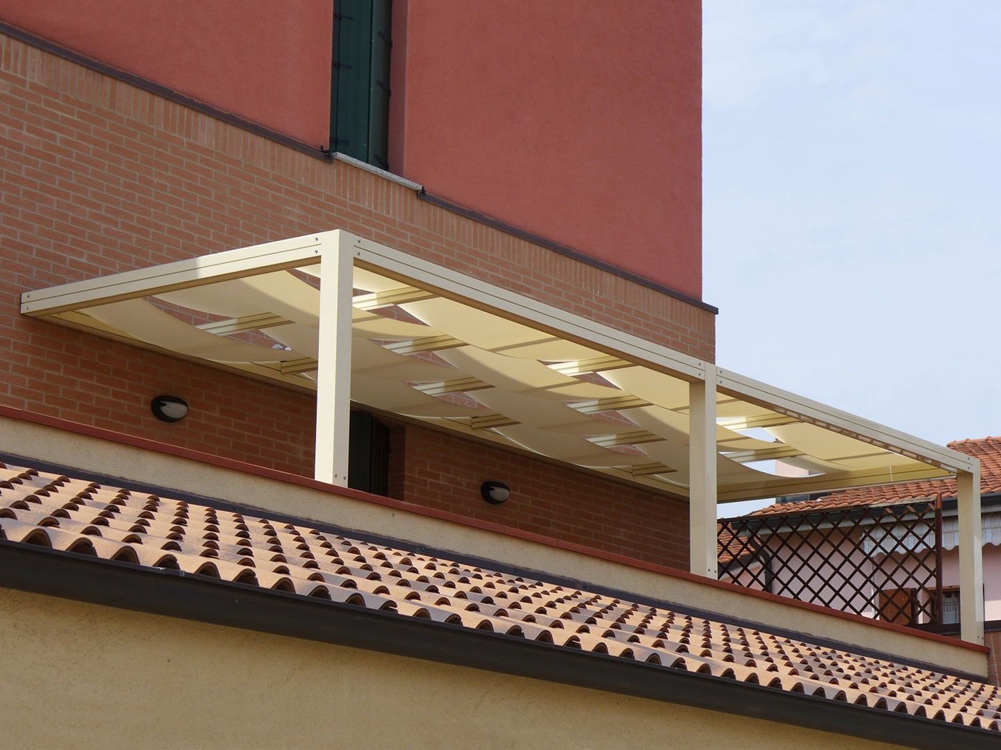 KUBE | Wall-mounted pergola By Giulio Barbieri