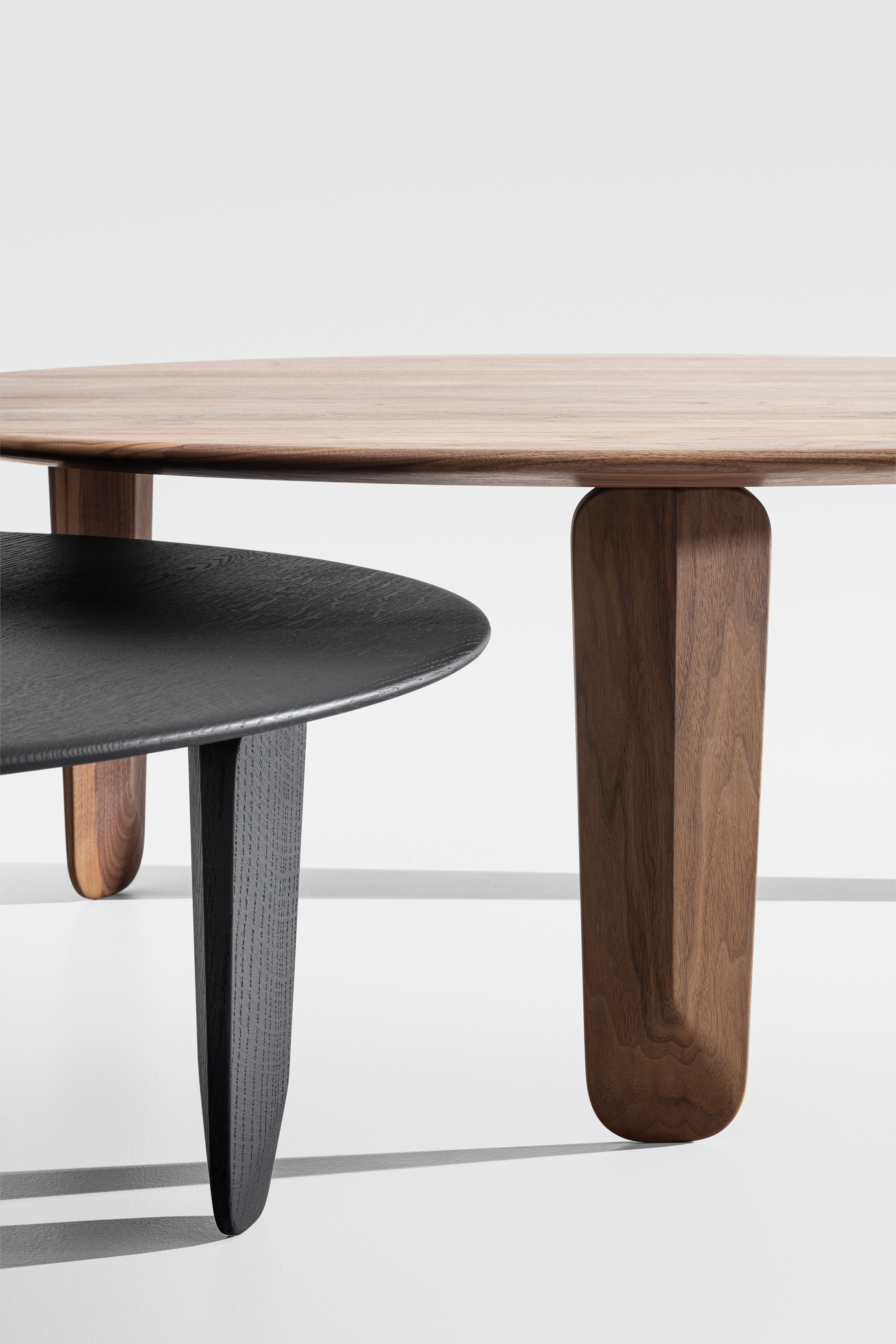 KUYU Low round solid wood coffee table By ZEITRAUM | design Formstelle
