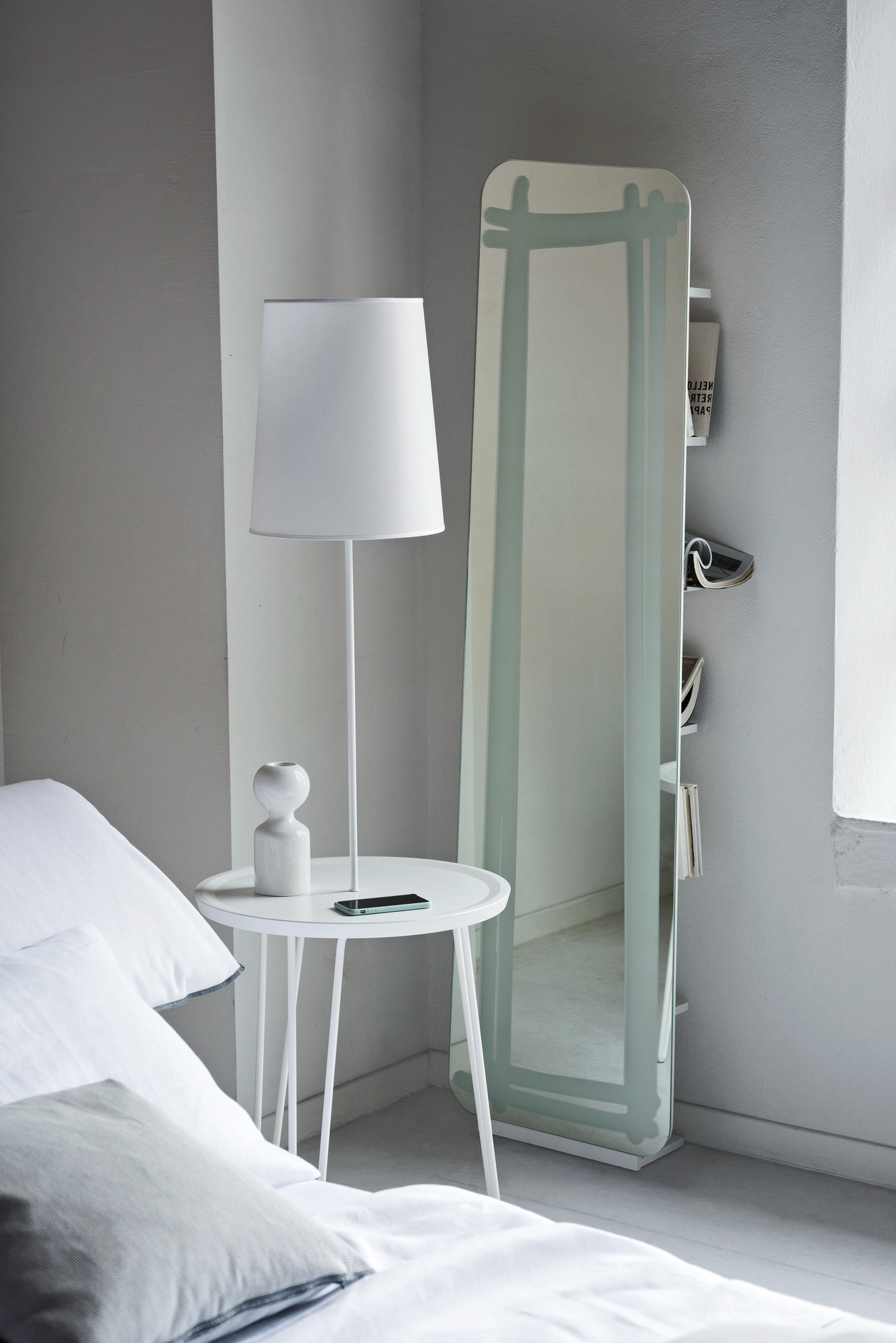 Powder coated steel floor lamp / bedside table LC 47 LC Collection By ...