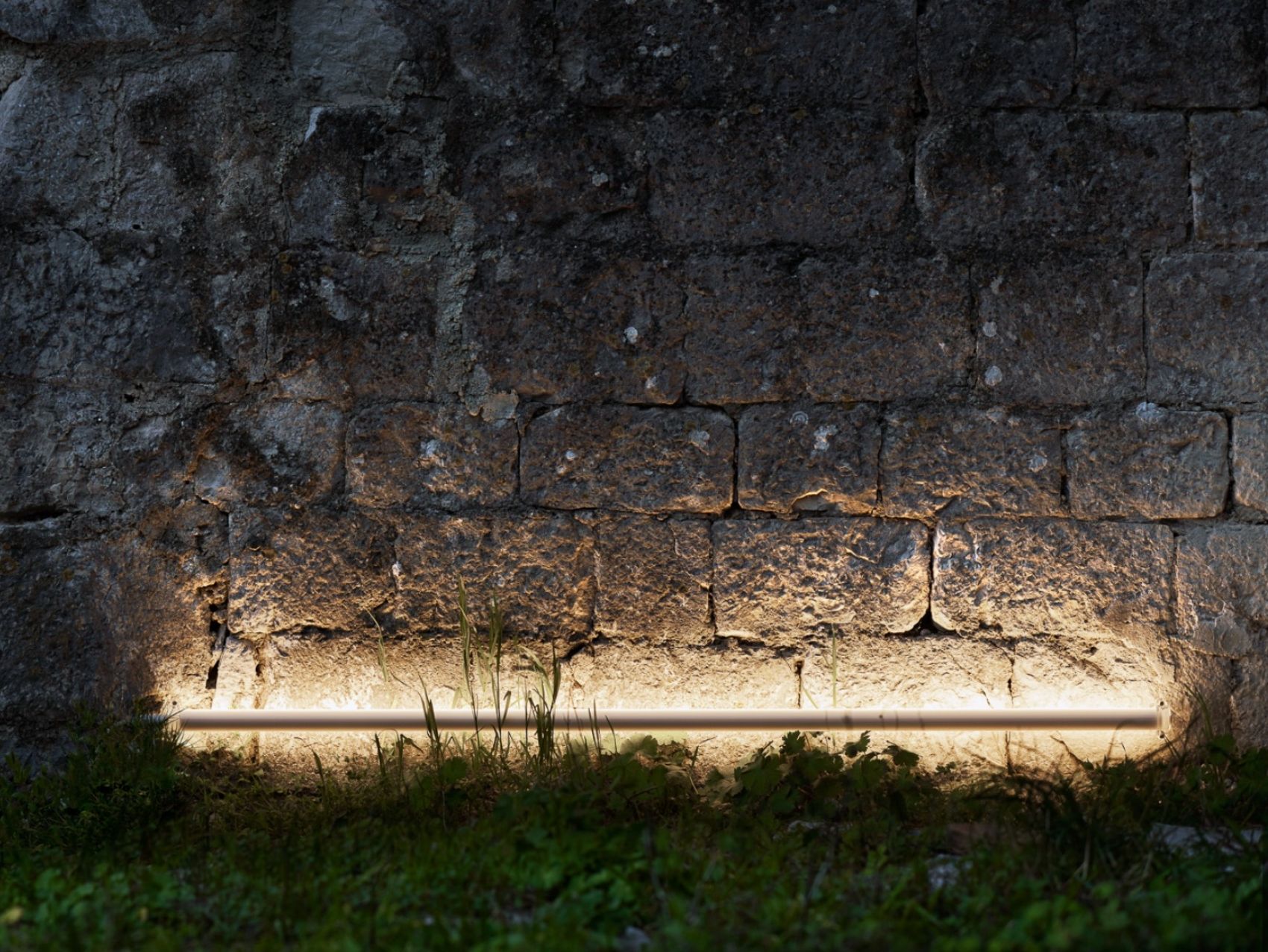 MAXI TUBE Wall-mounted polycarbonate Outdoor linear profile By Linea ...