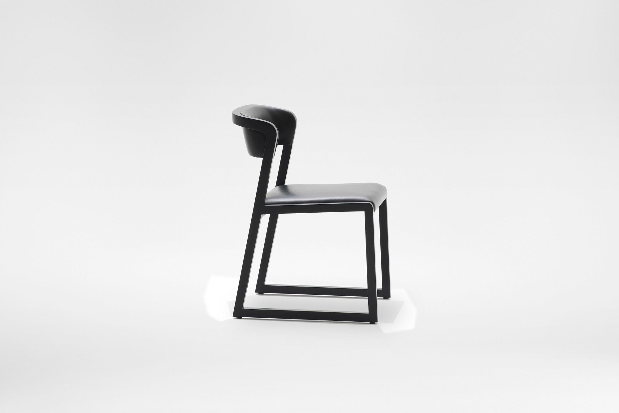 MING | Chair Chair with oak structure and leather upholstery By CAMERICH