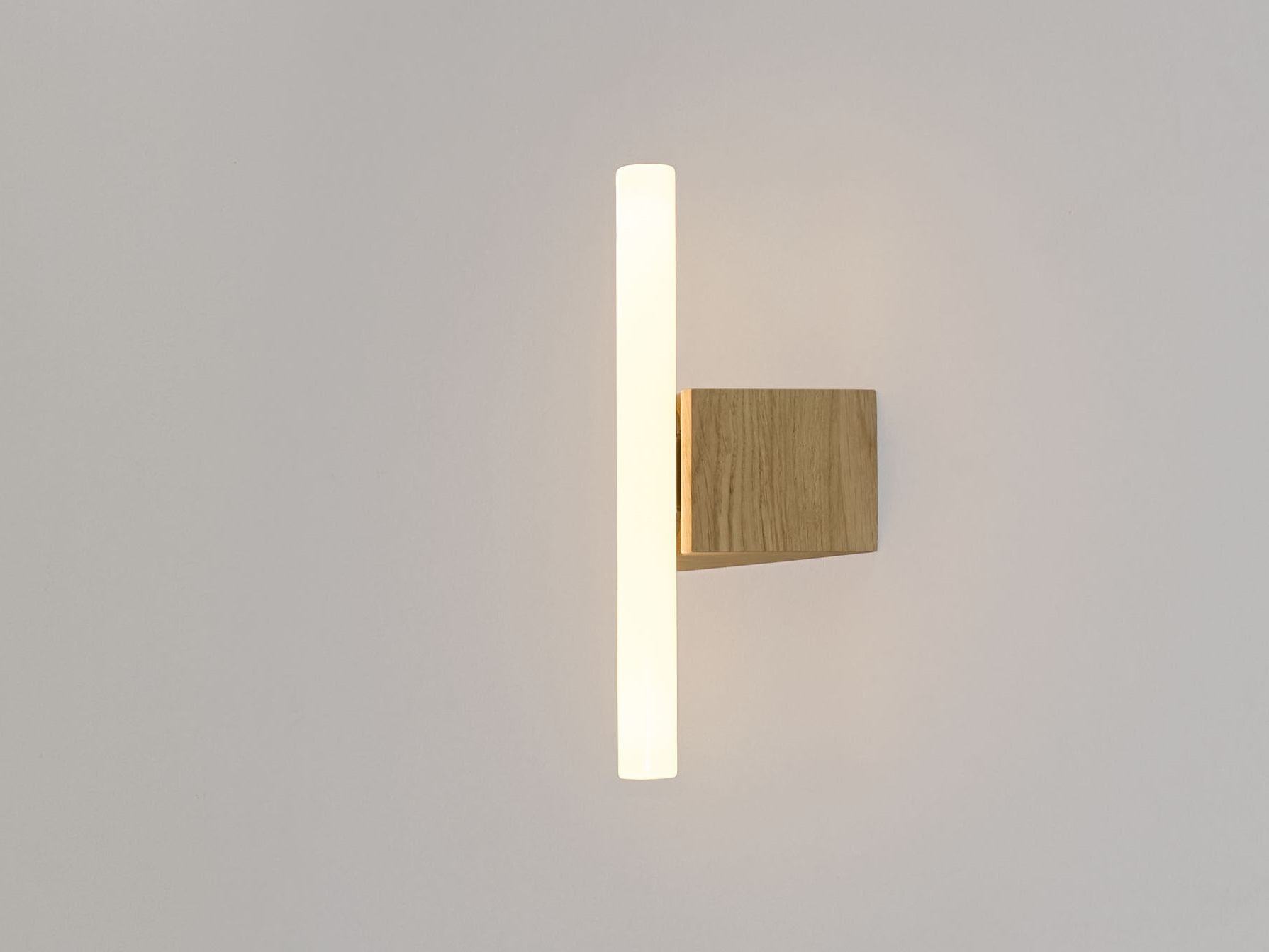 MINIMISM | Wall light LED dimmable oak wall light By Hollands Licht
