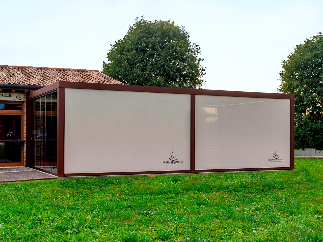 OPEN+ | Wall-mounted pergola By Mioni